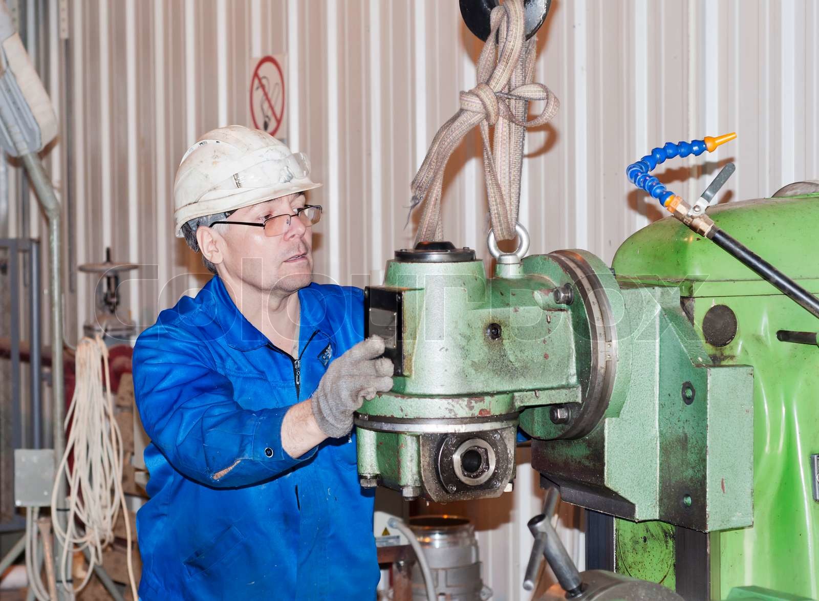 der Mechaniker dient die Produktionsanlagen. | Stock Bild | Colourbox