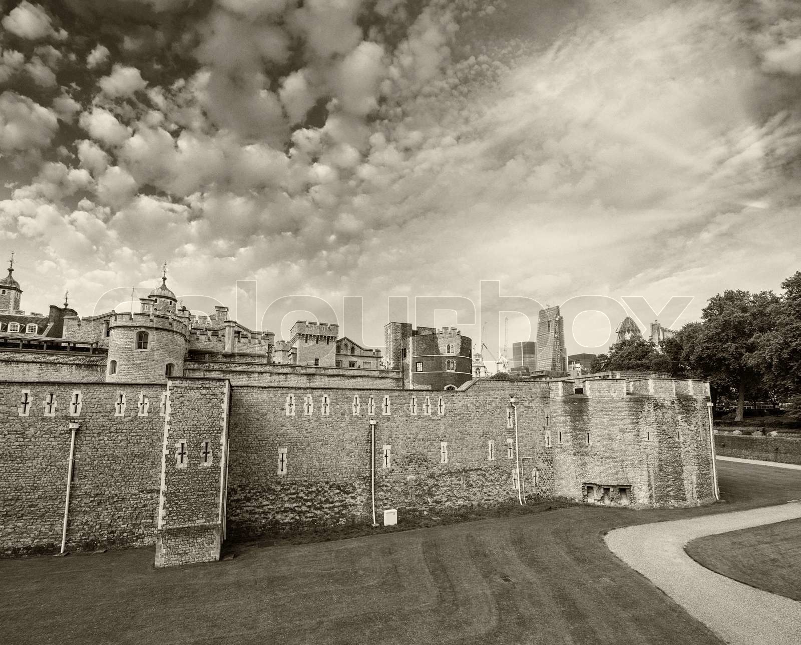Sunset sky over Tower of London famous royal castle and medieval prison ...
