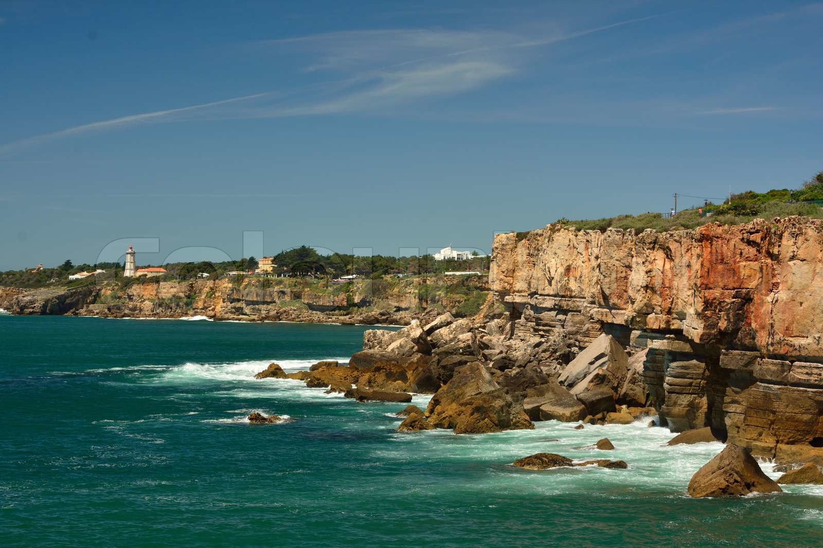 Ved Portugals kyst er der barske klipper, hvor havet brydes | Stock ...