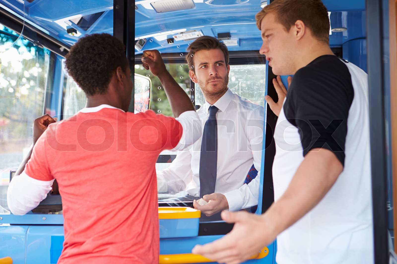 Passagiere, die mit Busfahrer streiten | Stock Bild | Colourbox