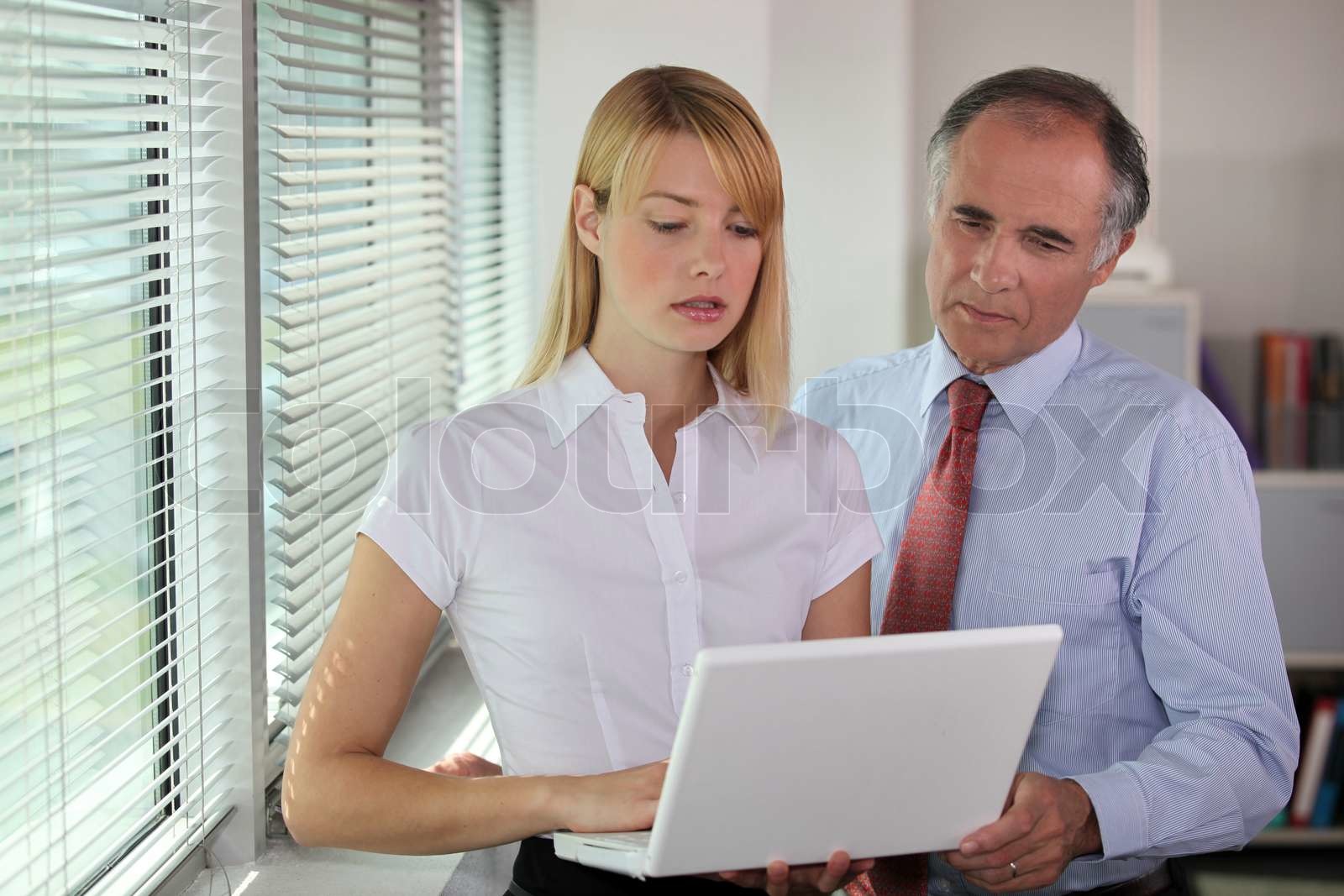 Kaufmann und seinem Assistenten arbeiten im Büro | Stock Bild | Colourbox