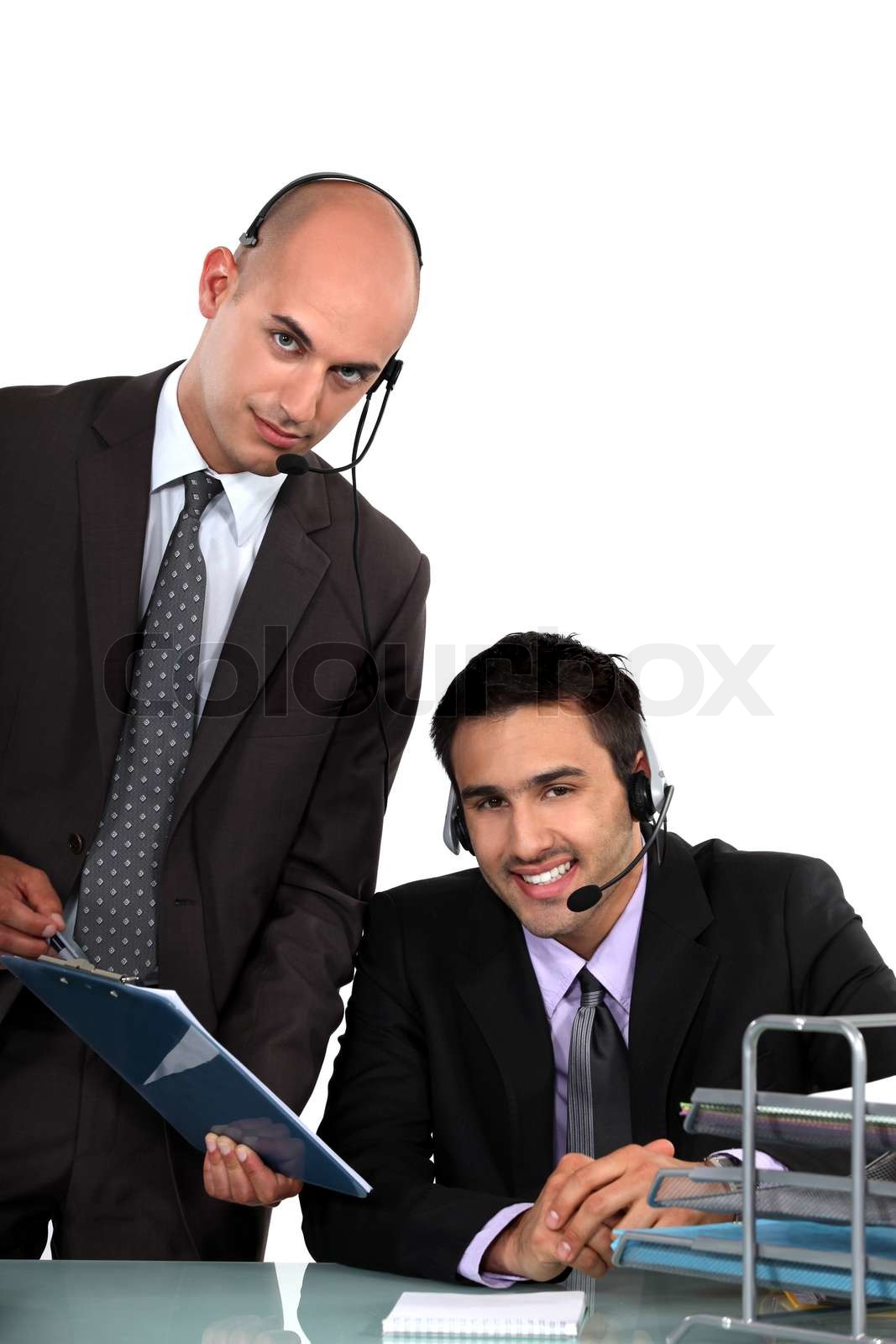 zwei männliche Callcenter-Mitarbeiter | Stock Bild | Colourbox