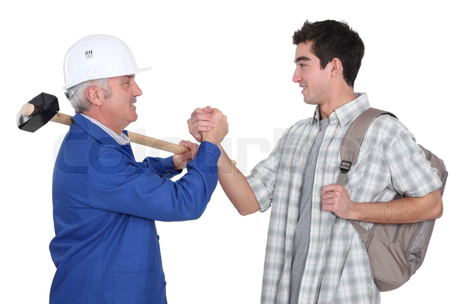 Handwerker-Handshaking seine Auszubildenden. | Stock Bild | Colourbox