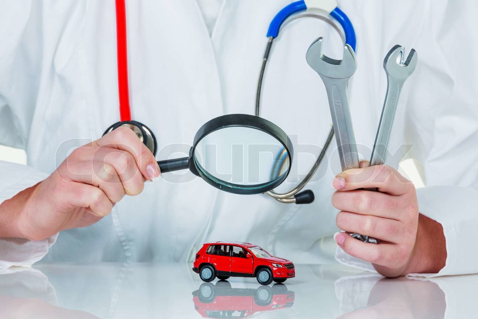 Auto wird vom Arzt geprüft | Stock Bild | Colourbox