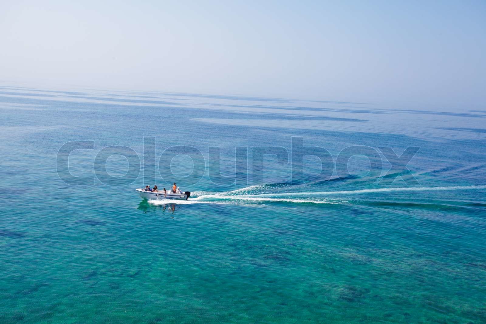 Boot im Meer | Stock Bild | Colourbox