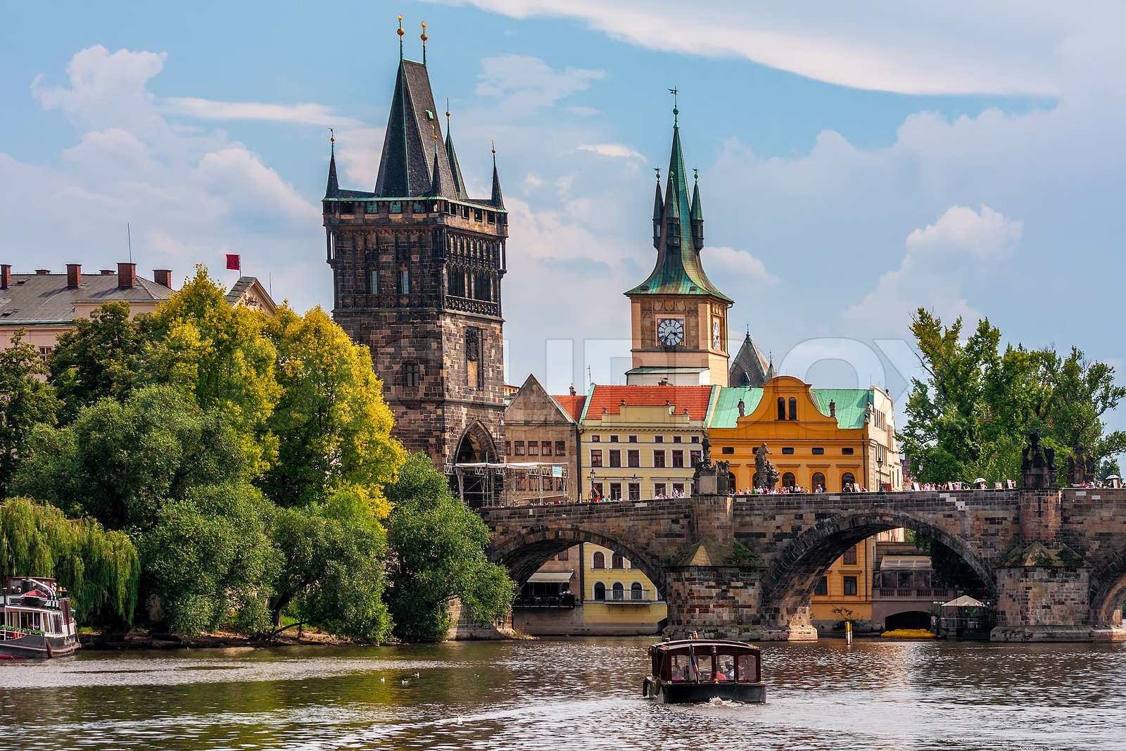 Mittelalterlicher Turm und berühmten Charles Brücke über die Moldau in ...