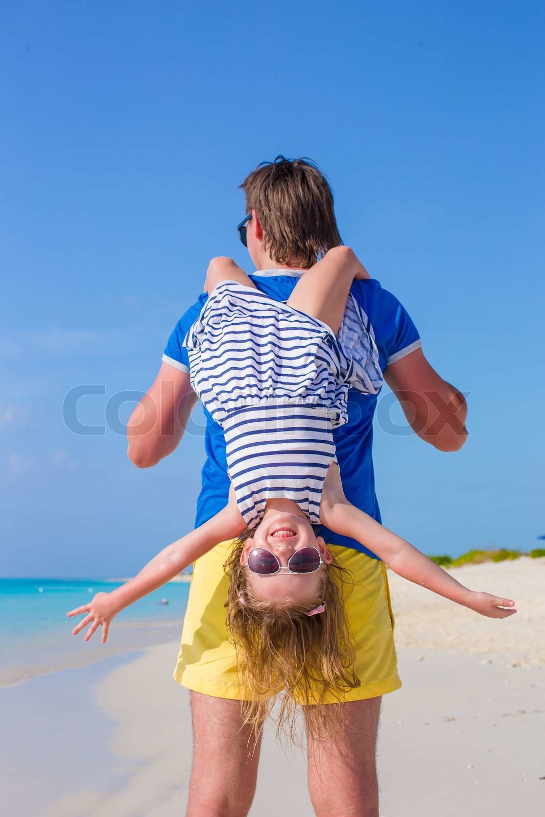 Glückliche Papa Viel Spaß Mit Seinem Kleinen Niedlichen Mädchen Am 3412