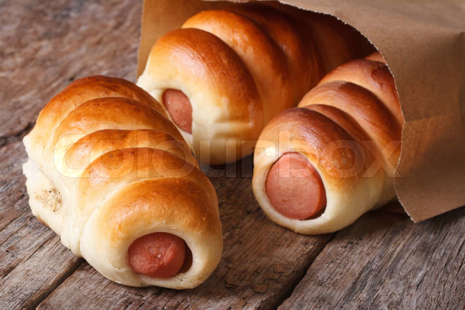 drei Brötchen mit Wurst Nahaufnahme in eine Papiertüte | Stock Bild ...
