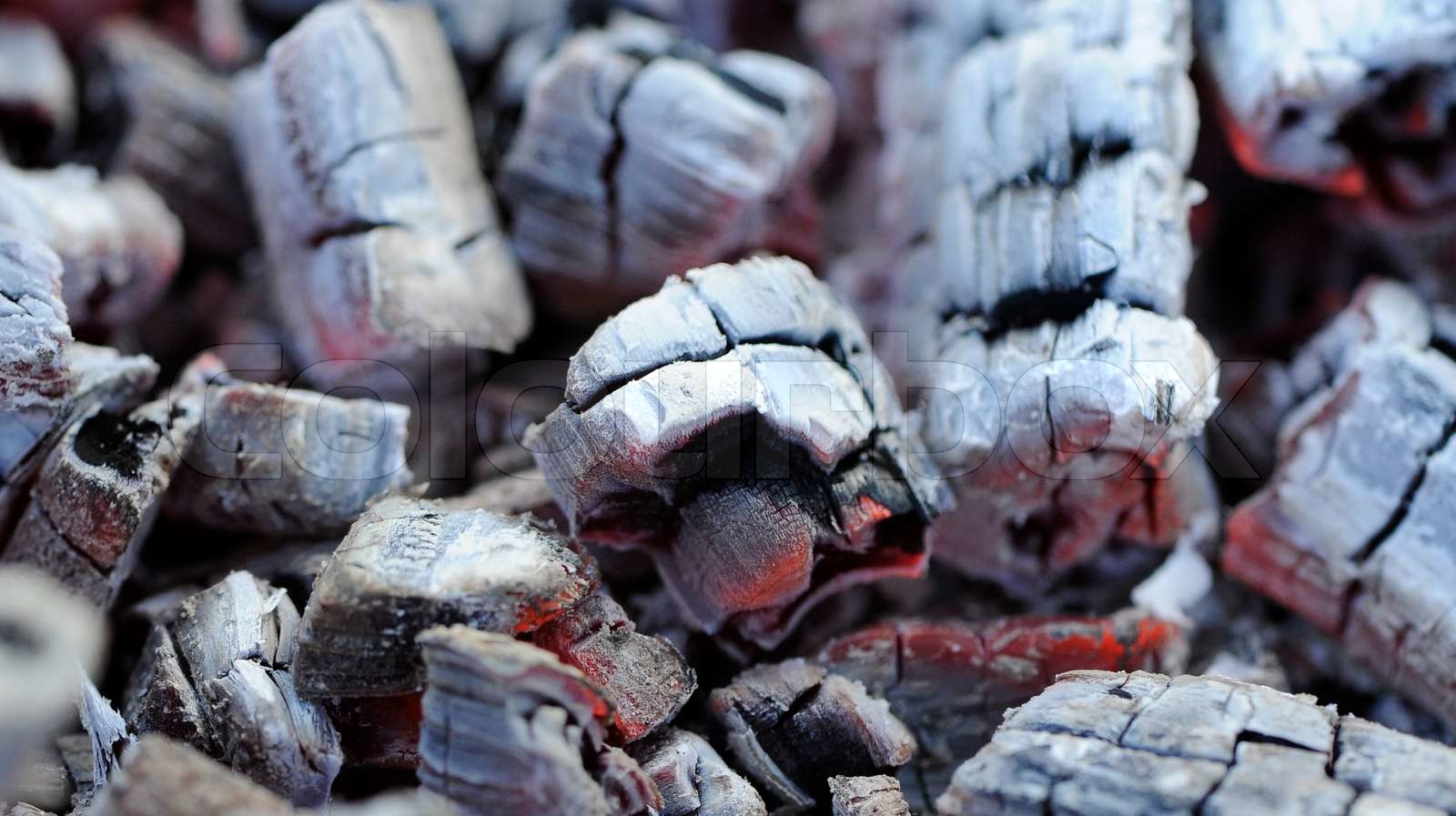 heiße Holz Glut (16:9-Seitenverhältnis) | Stock Bild | Colourbox