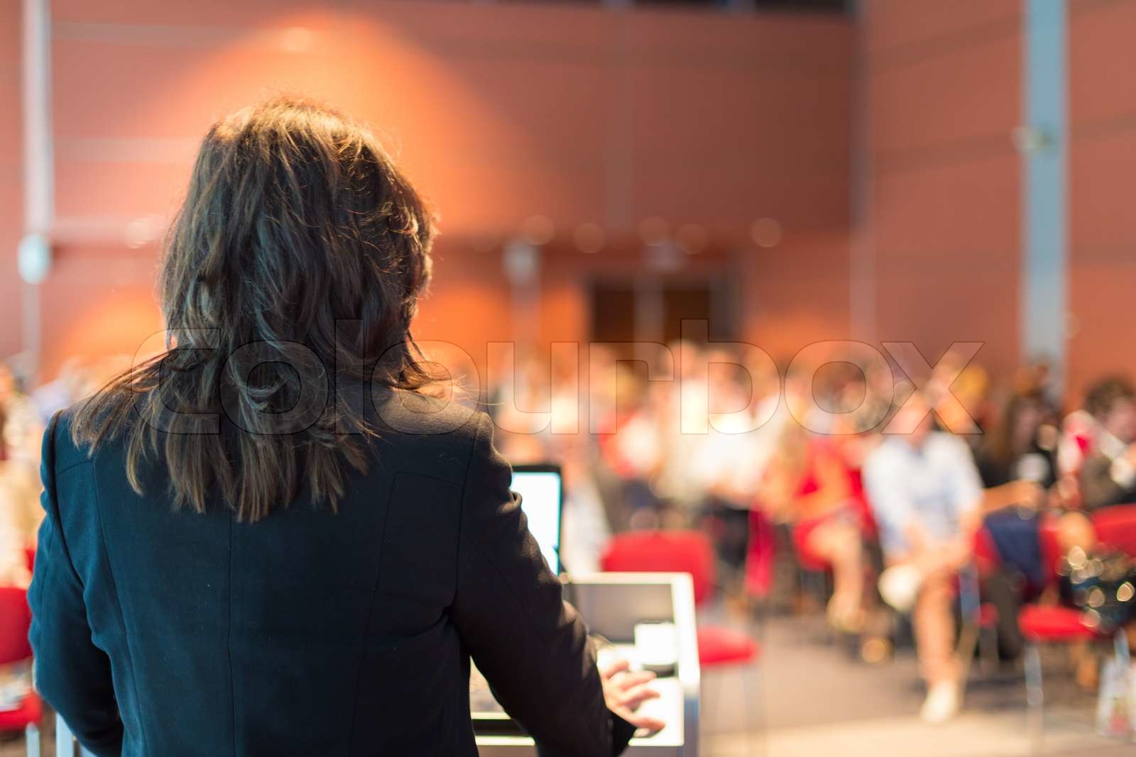 Geschäftsfrau, Vortrag auf Konferenz. | Stock Bild | Colourbox