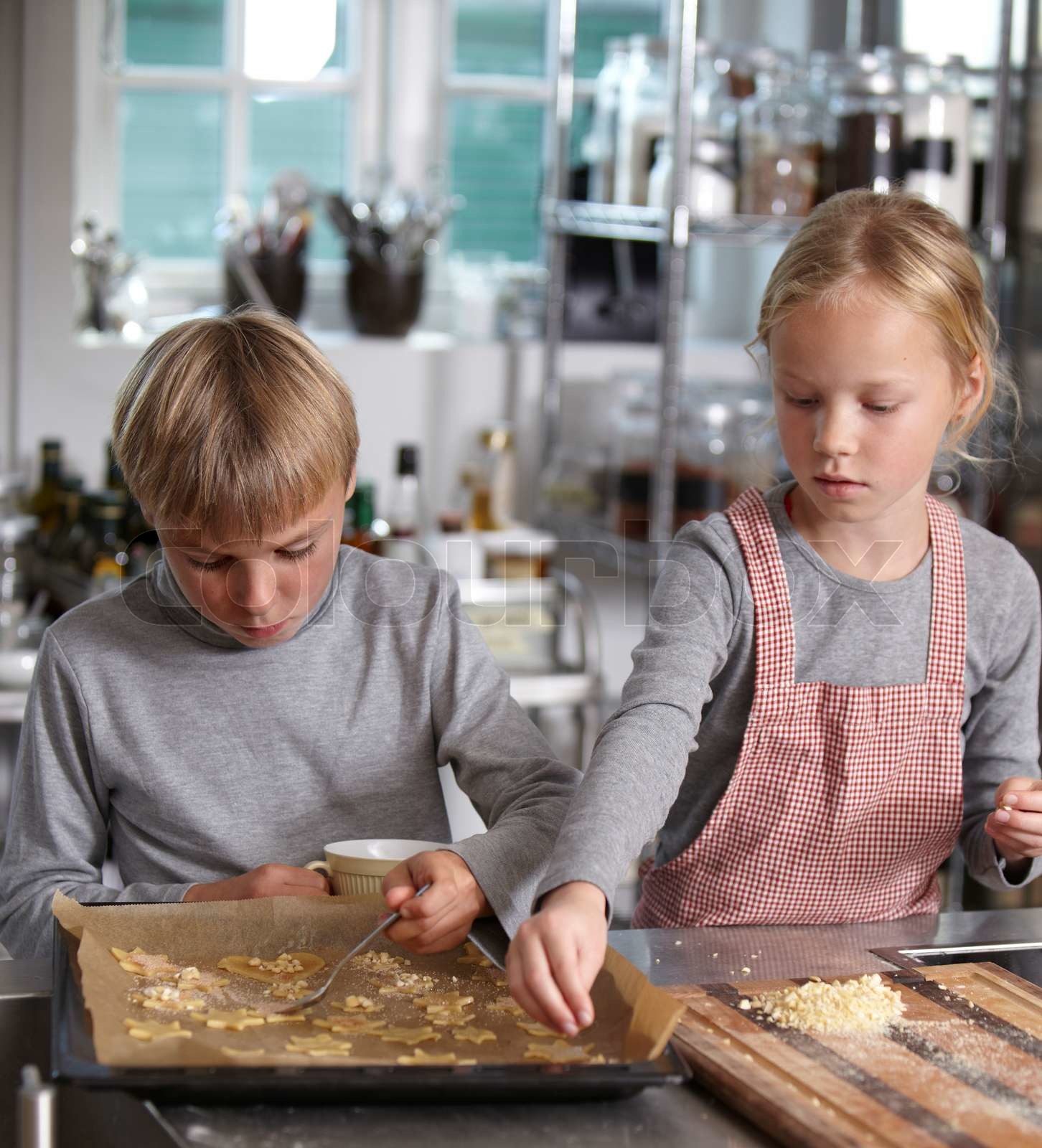 Kinder making hausgemachten | Stock Bild | Colourbox