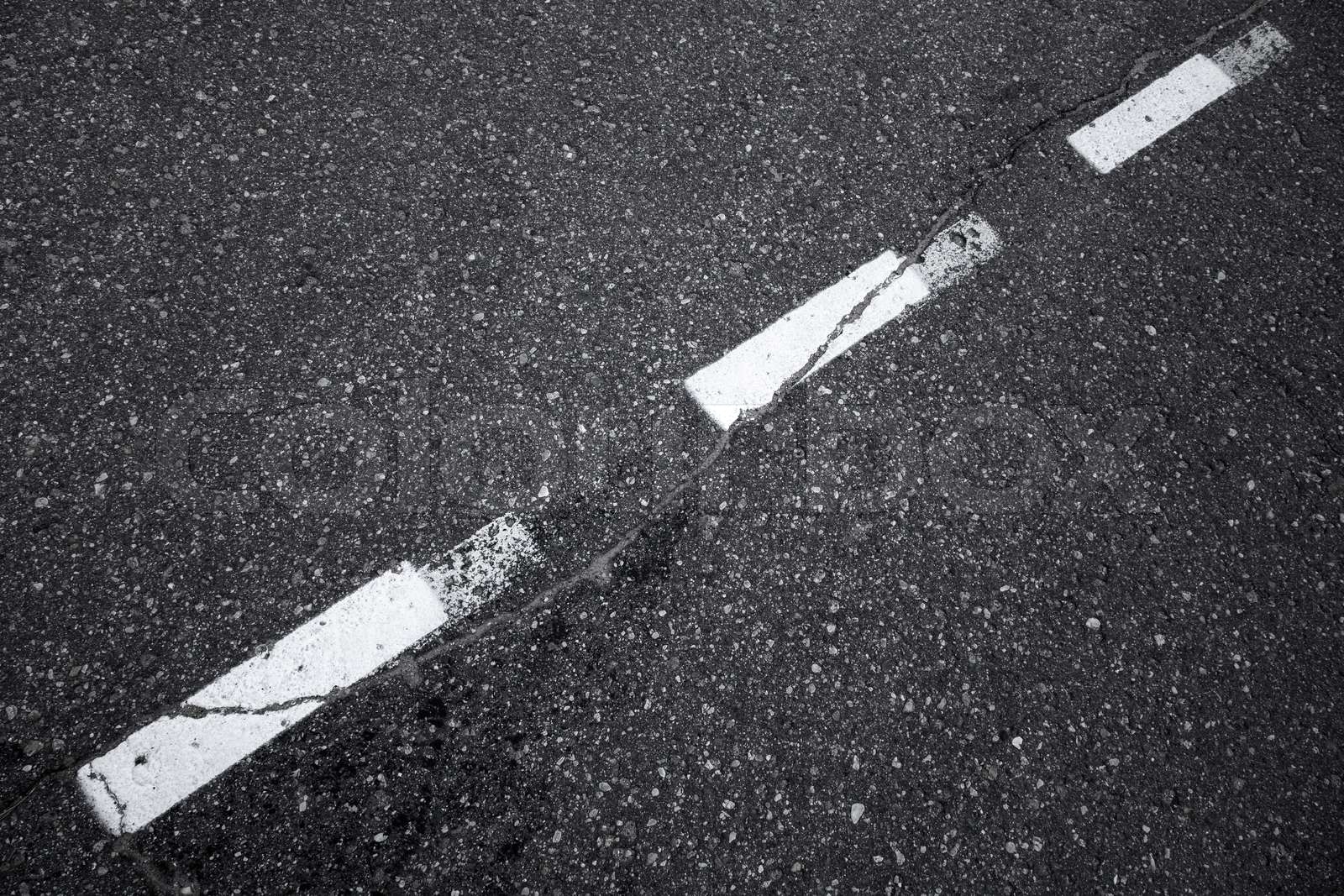 Schwarzer Asphalt Straße Hintergrund mit gestreiften Markierung ...