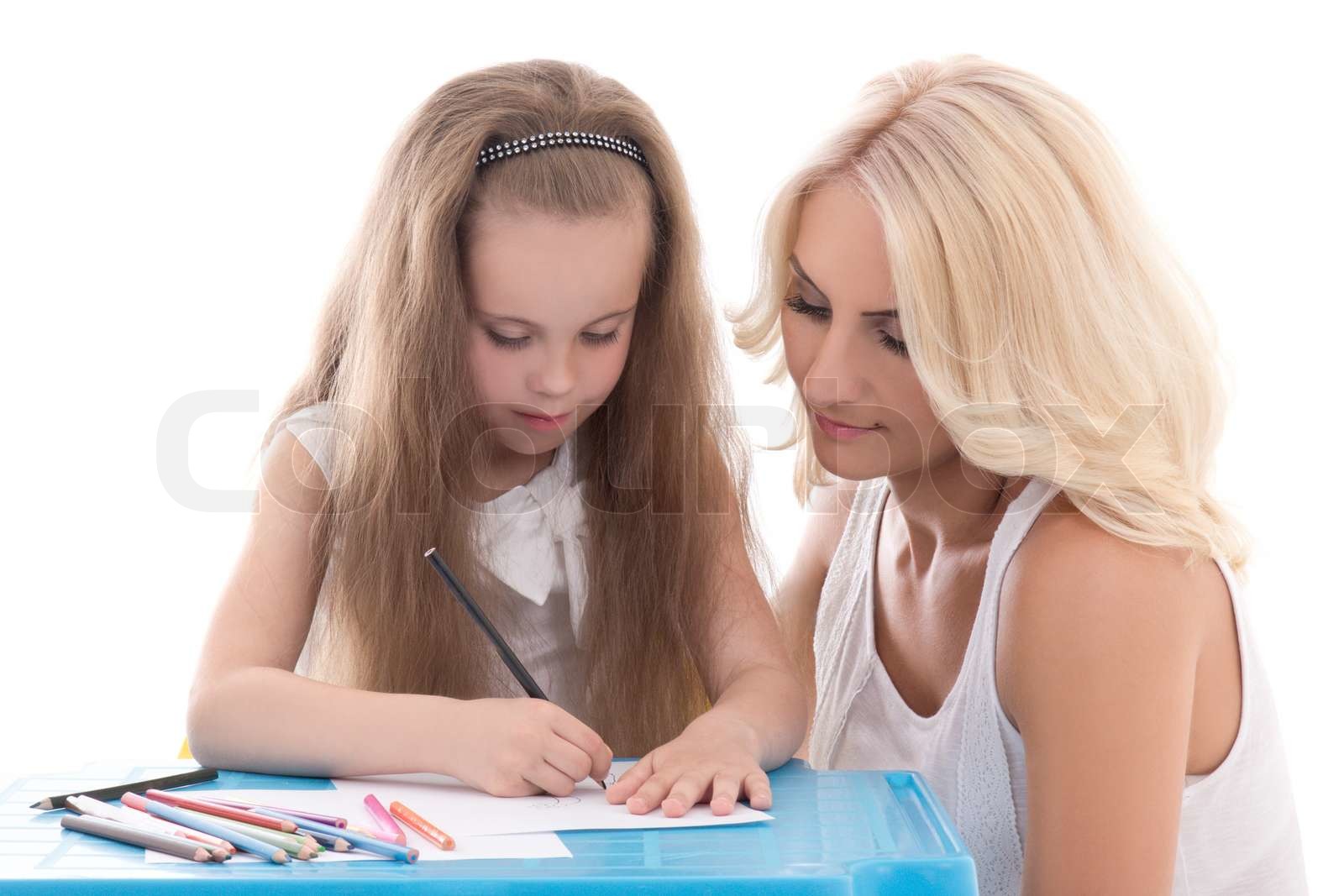 lustige kleine Mädchen und Mutter zeichnen mit Farbstiften isoliert auf weiss | Stock Bild ...
