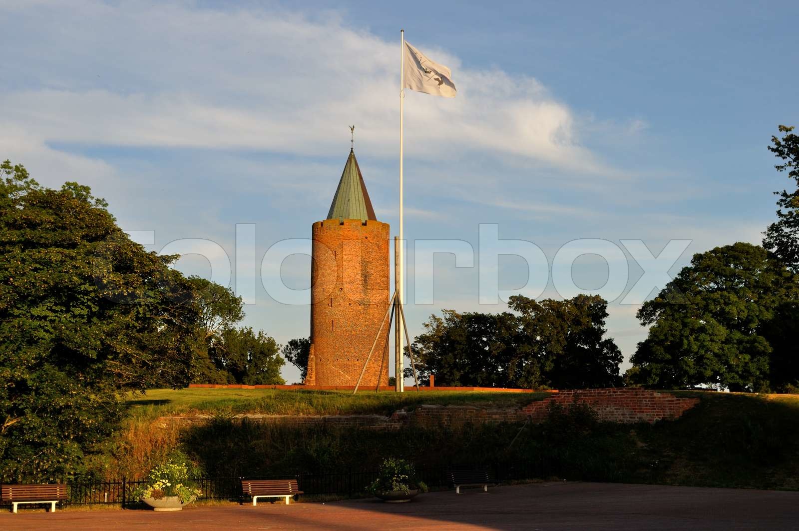 Gåsetårnet og Vordingborg slotsruiner set fra Slotstorvet i Vordingborg ...