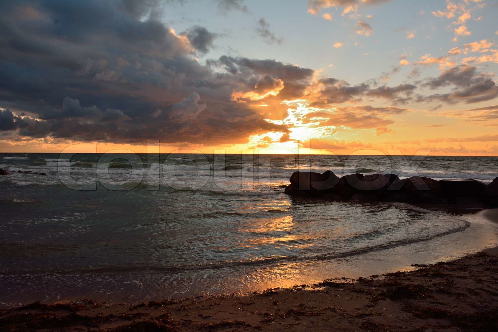 En stille aften på stranden er et perfekt sted at nyde en solnedgang ...