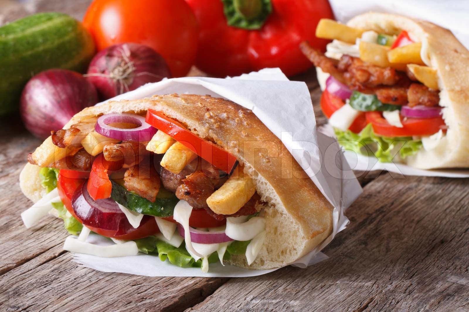 Döner Kebap mit Fleisch und Gemüse in Pita in Papier gewickelt | Stock ...