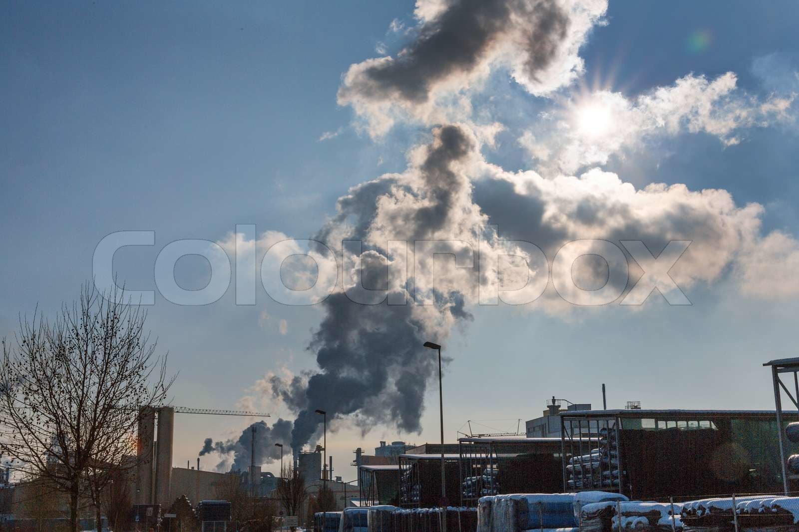 Industrie-Schornstein mit Abgase | Stock Bild | Colourbox