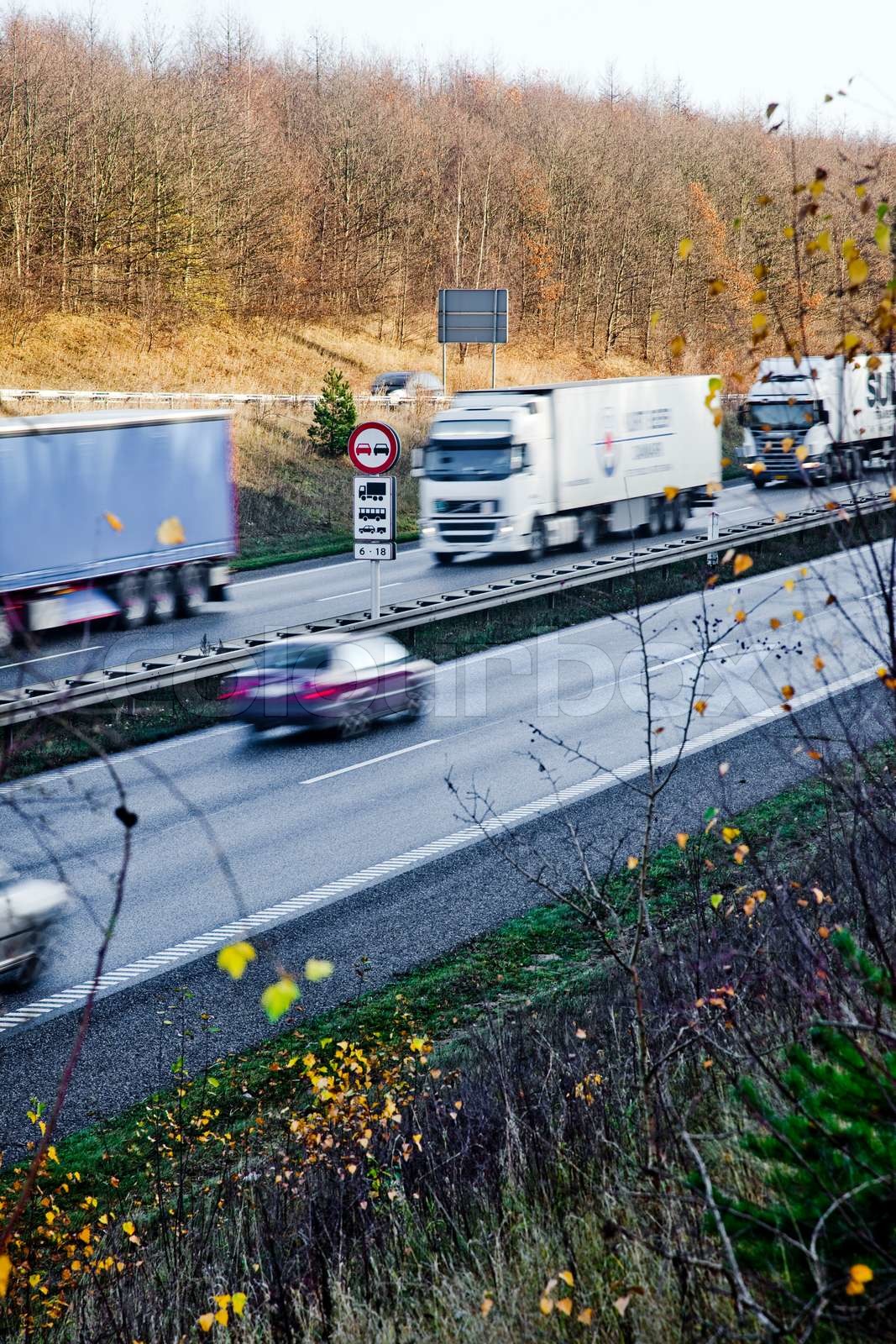 Fahrzeuge auf einer Autobahn in Dänemark | Stock Bild | Colourbox