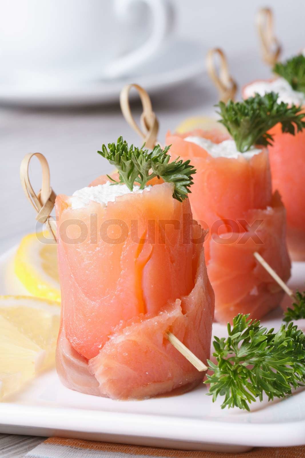 Bankett. roter Fisch mit Frischkäse close-up vertikal Rollen | Stock ...