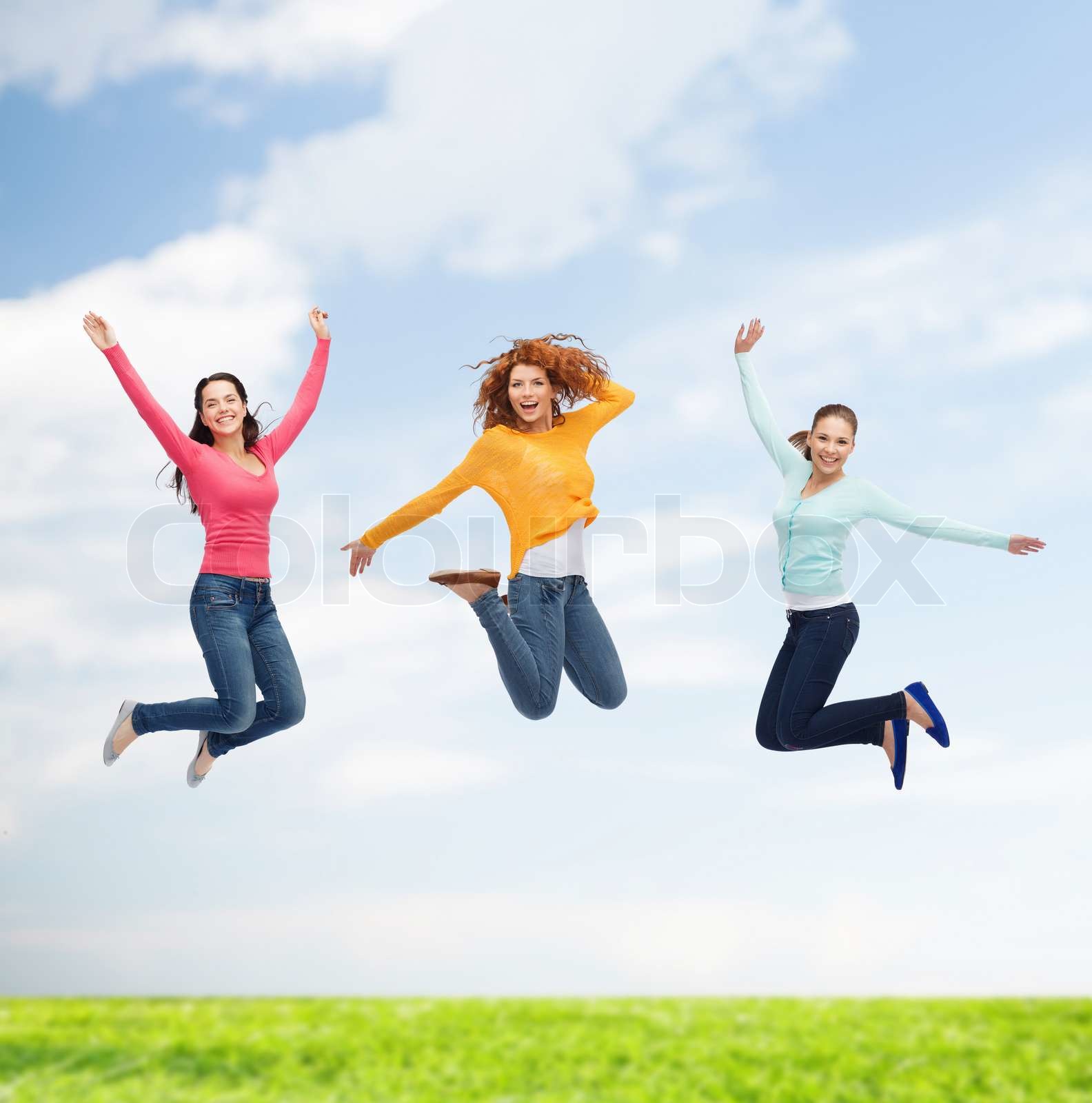 Gruppe lächelnder junge Frauen springen in der Luft | Stock Bild ...