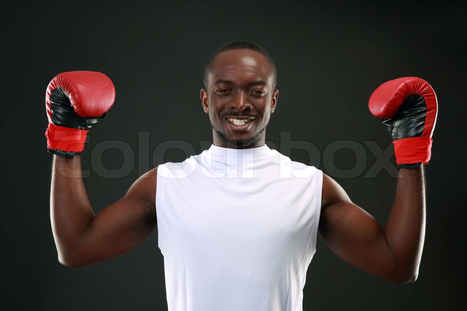 glücklich afrikanischen Boxer seine Hände erheben | Stock Bild | Colourbox
