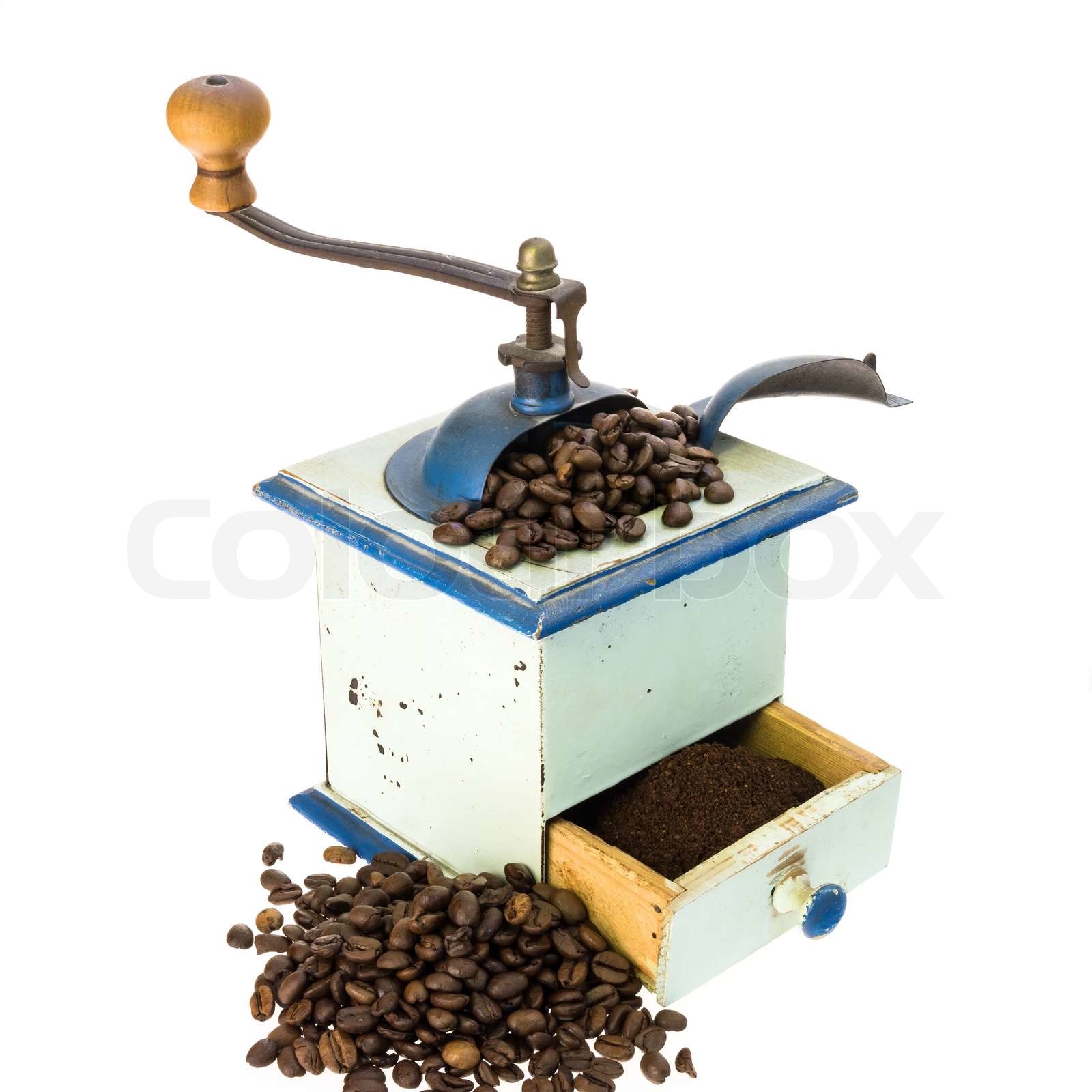 gammel kaffekværn med kaffebønner isoleret på hvid baggrund | Stock ...