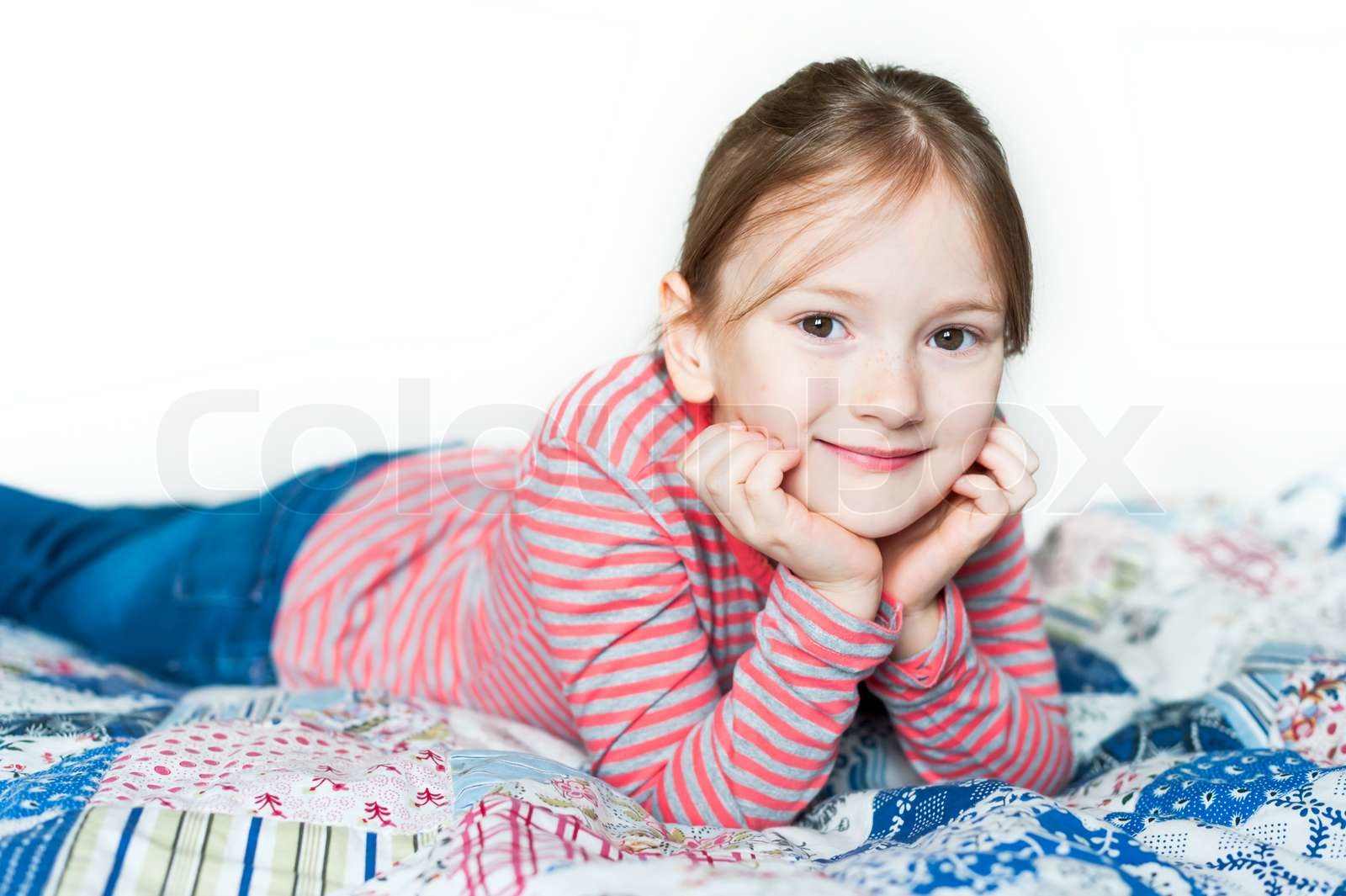 schöne Mädchen zu Hause ausruhen | Stock Bild | Colourbox