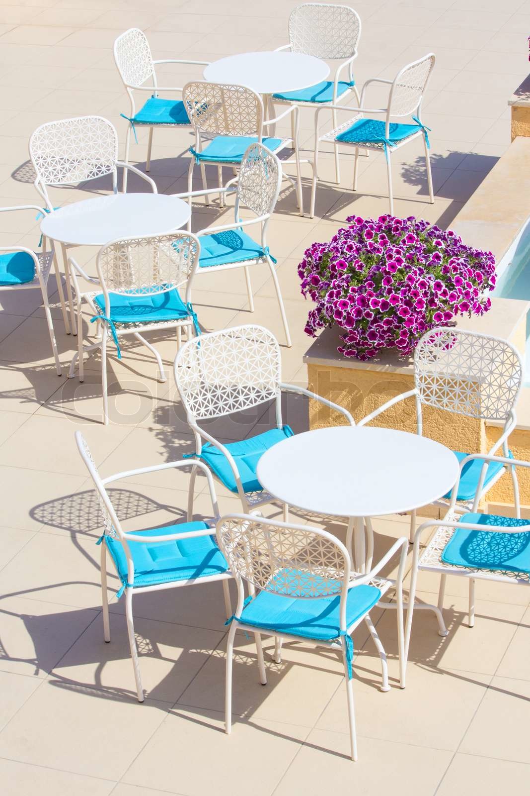 Stilvolle Cafe Tische Und Stuhle Fotos
