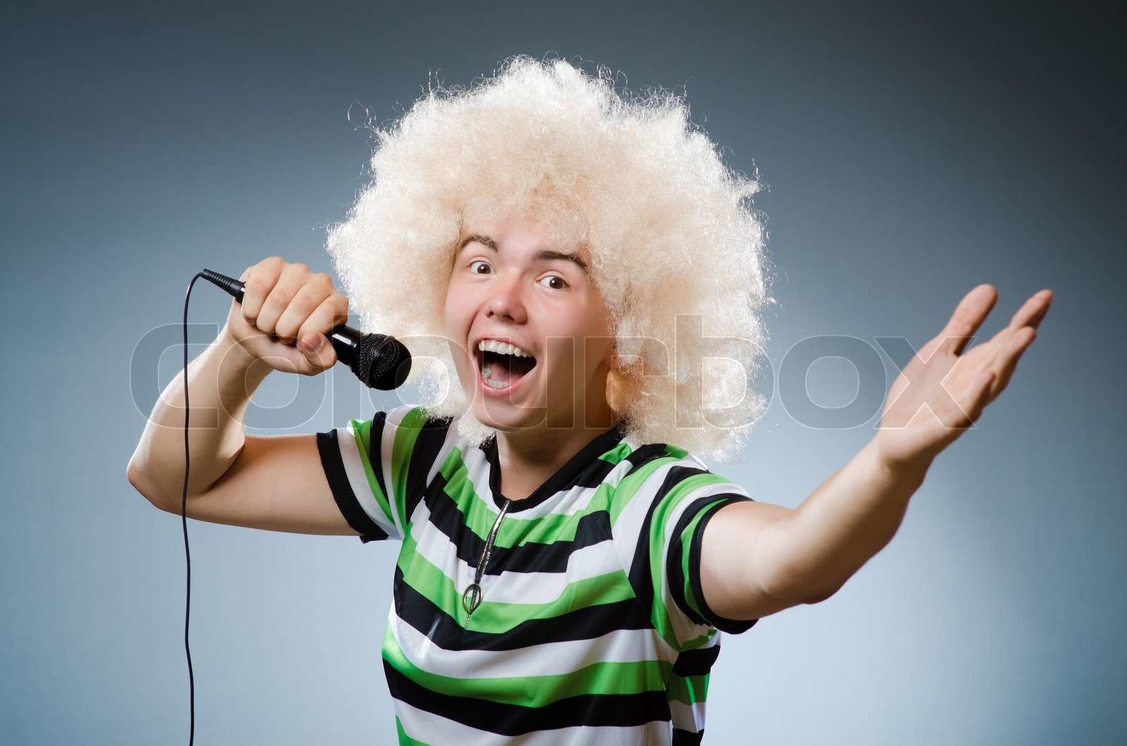 Mann in Afrowig singen mit Mikrofon | Stock Bild | Colourbox