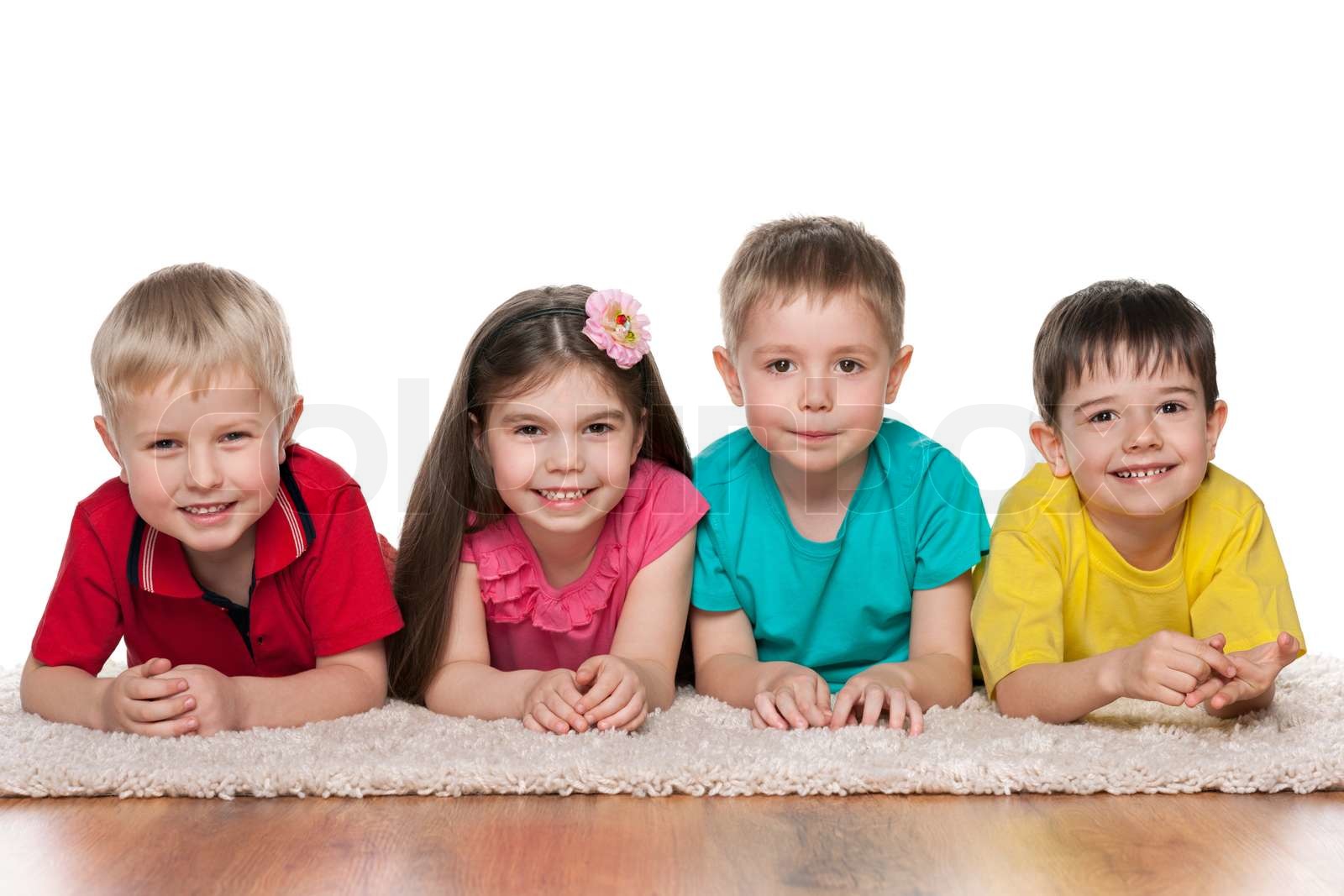 glückliche Kinder auf dem weißen Teppich | Stock Bild | Colourbox