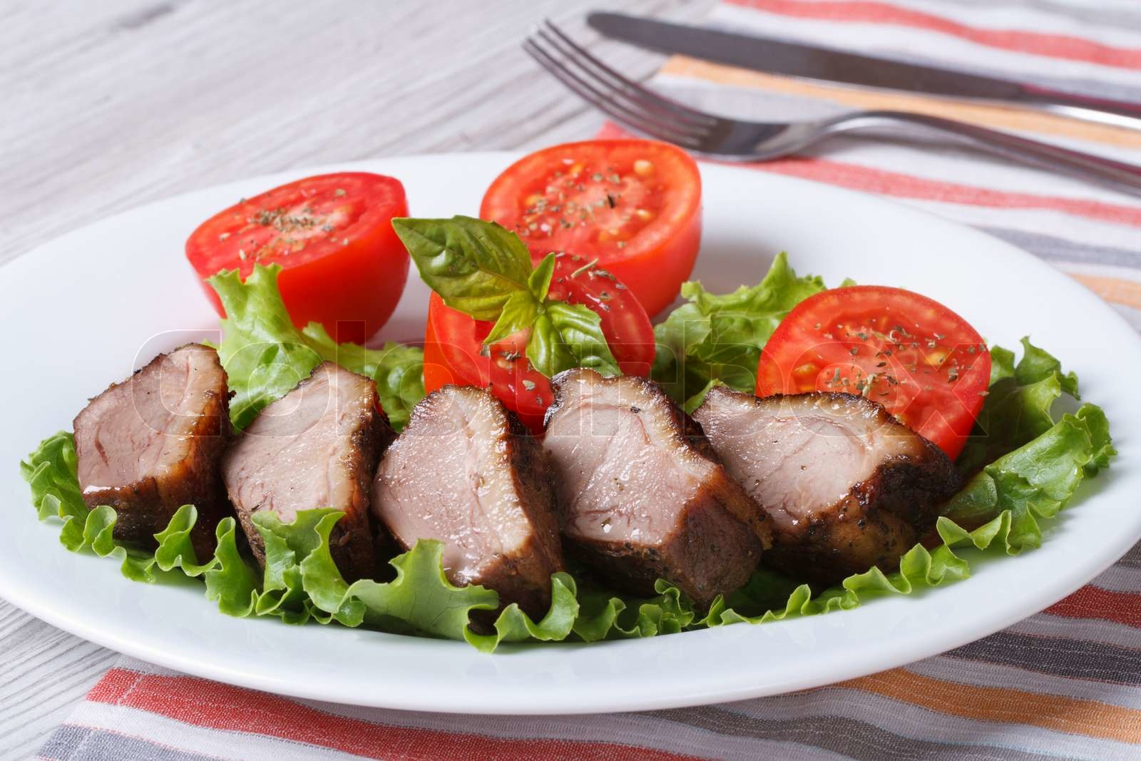 Ente Fleisch gebraten mit Tomaten und Basilikum Nahaufnahme horizontale ...