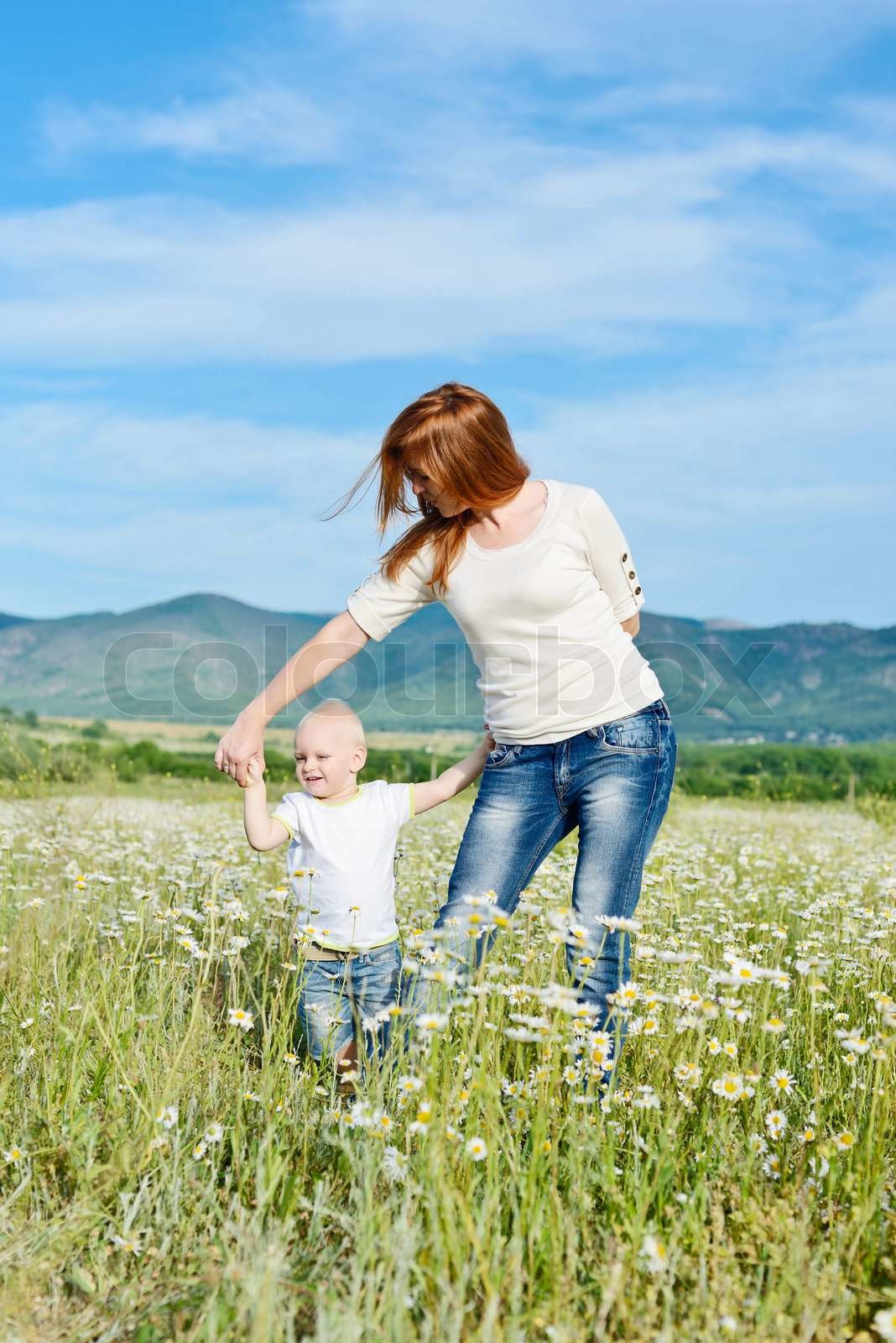 Mutter und Kind Sohn im Feld | Stock Bild | Colourbox