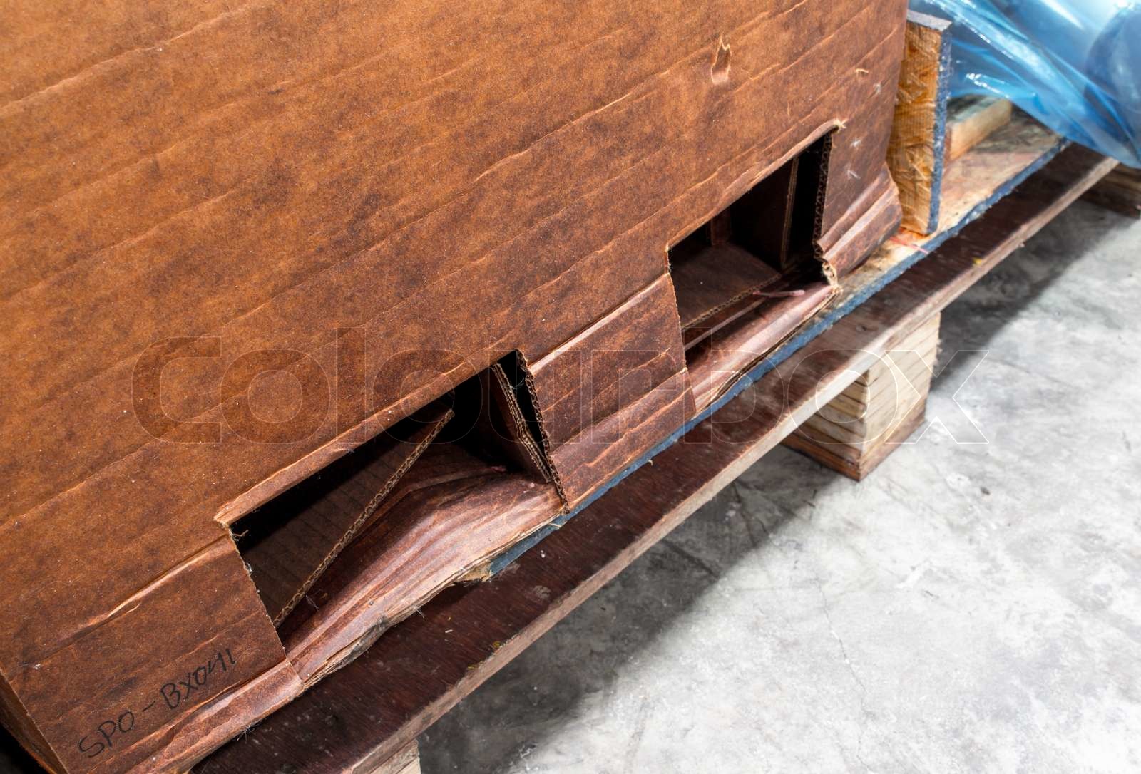 angeschlagenen Karton alt im Lager | Stock Bild | Colourbox