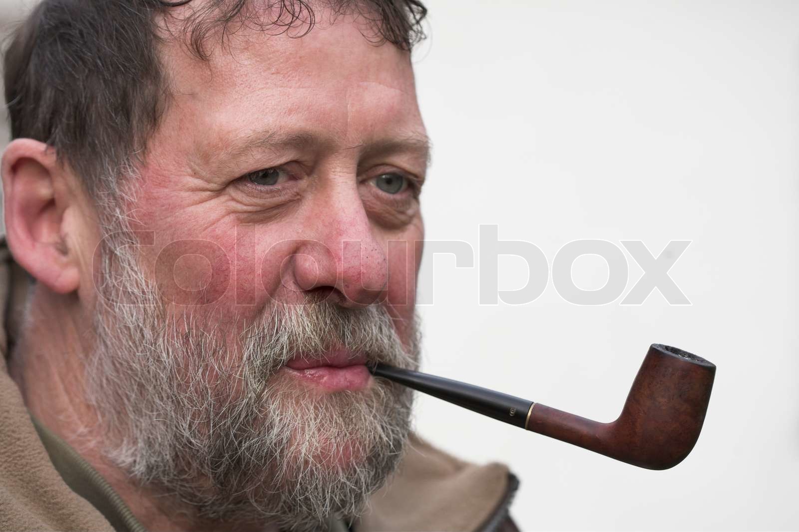 Mann mit Pfeife | Stock Bild | Colourbox