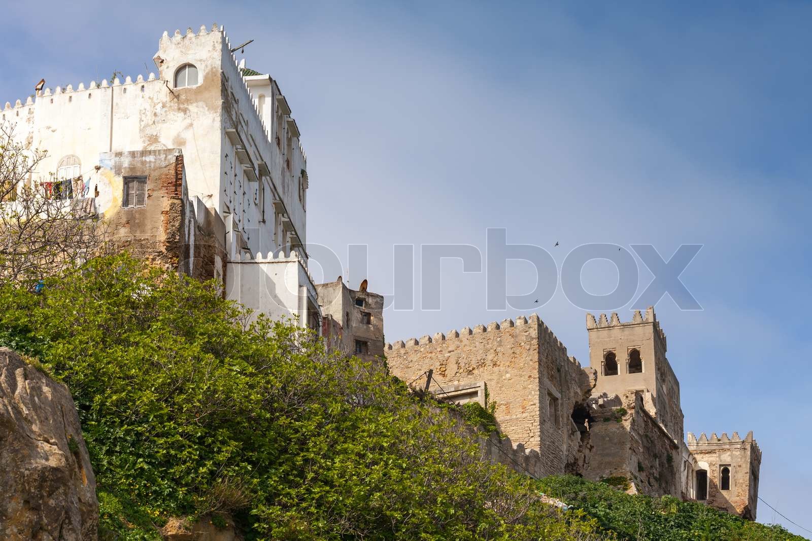 alten zerstörten Festung und lebenden Häuser in der Altstadt (Medina ...