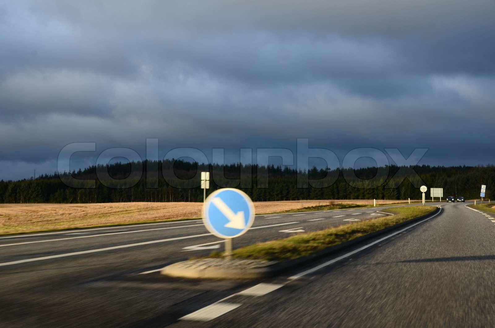 required direction sign on road speed - påbudt kørselsretning skilt på ...