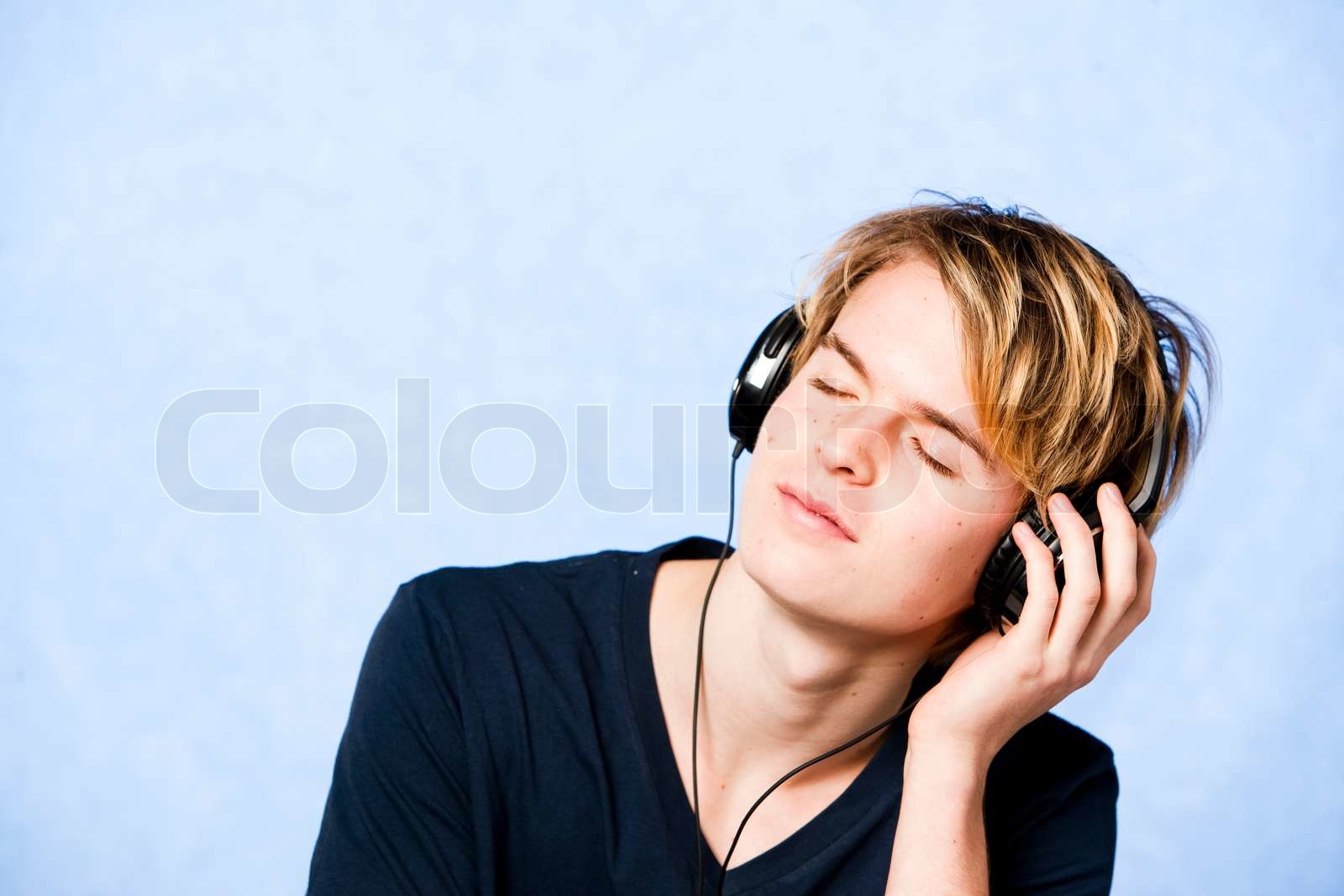 Und Teenager der nyder at høre musik | Stock foto | Colourbox