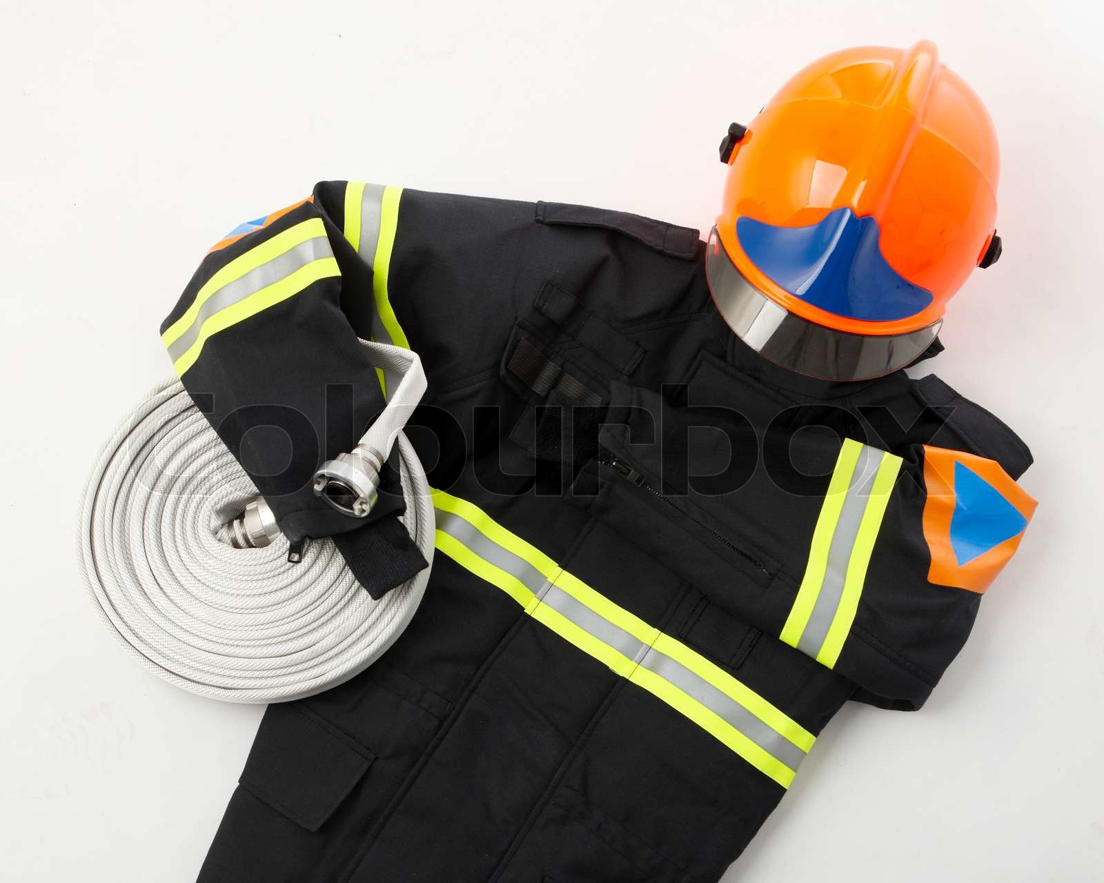 Brandmandsuniform med hjelm og vandslange | Stock foto | Colourbox