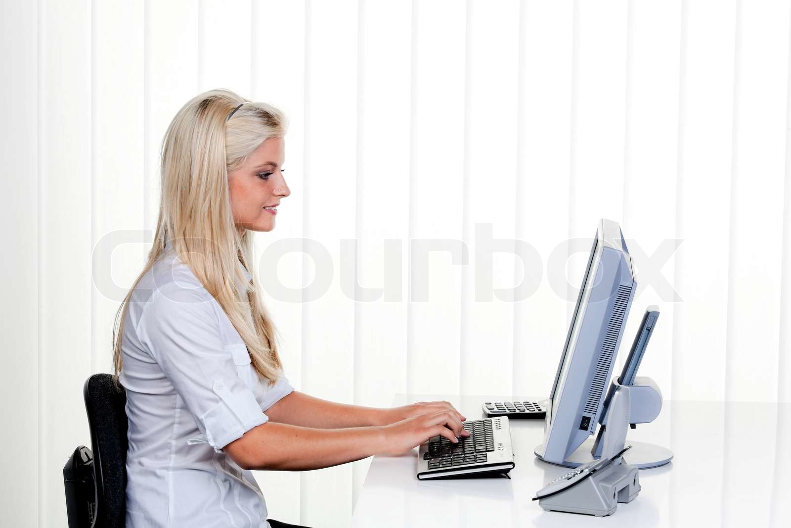büro, computer, frau | Stock Bild | Colourbox