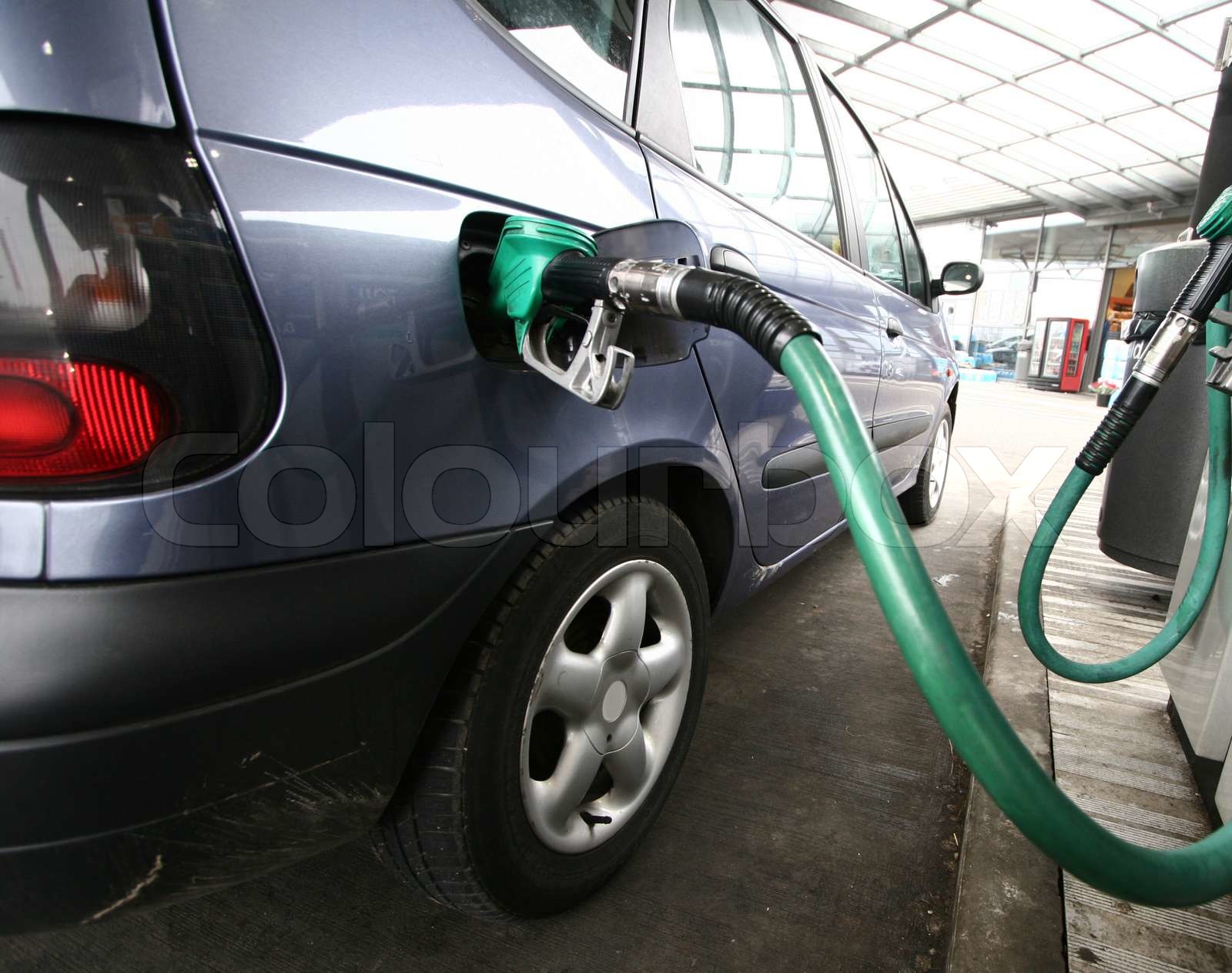betanken eines Autos mit Benzin im Dänemark-Verkehr auf einer Straße in ...