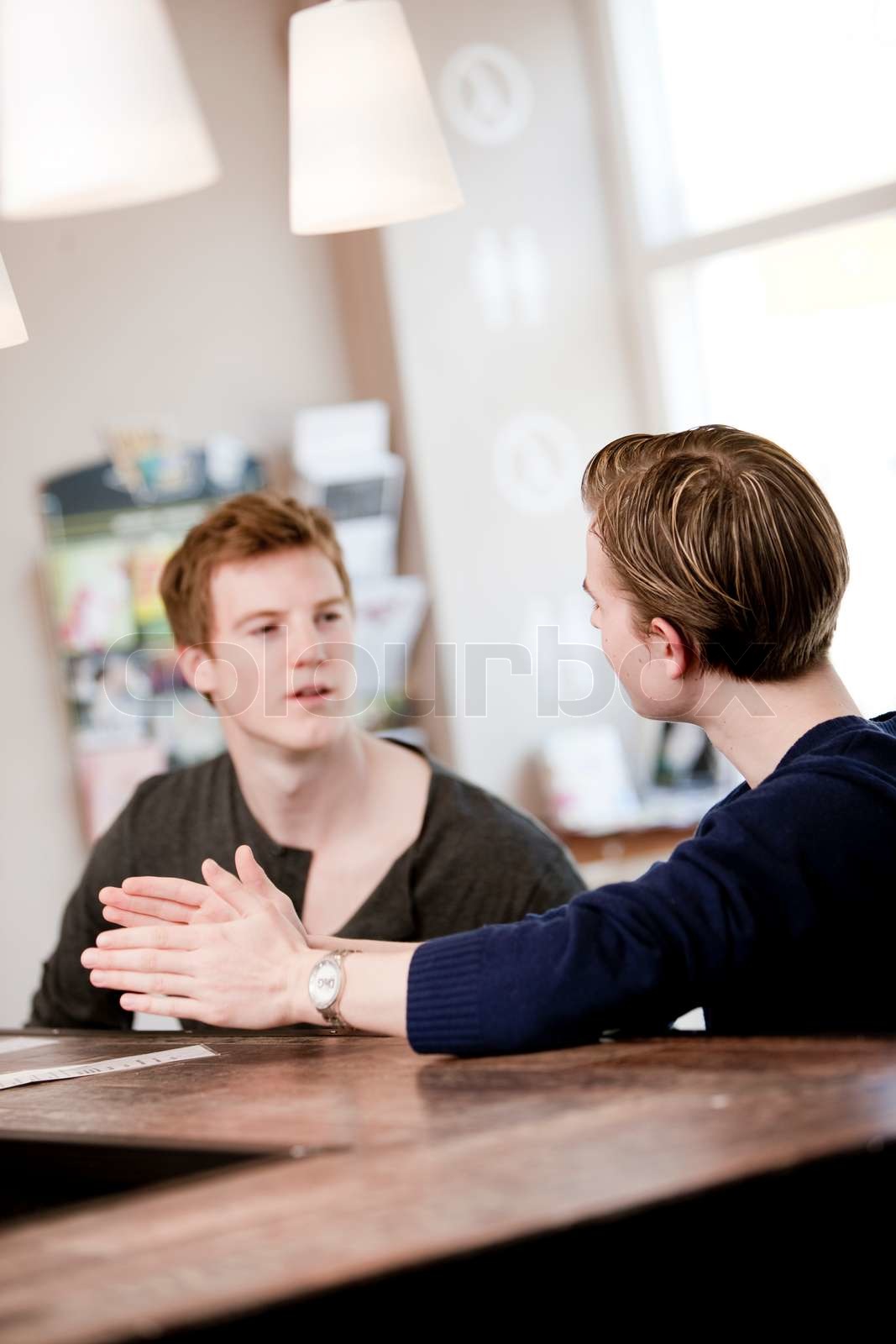 To gode venner der snakker sammen | Stock foto | Colourbox