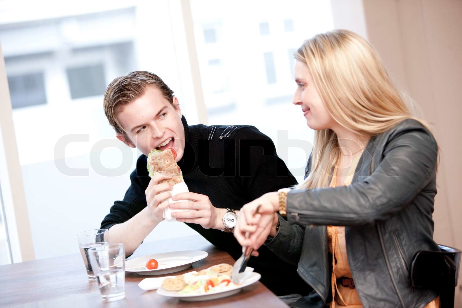 Kvinde og mand der spiser sammen på en café | Stock foto | Colourbox