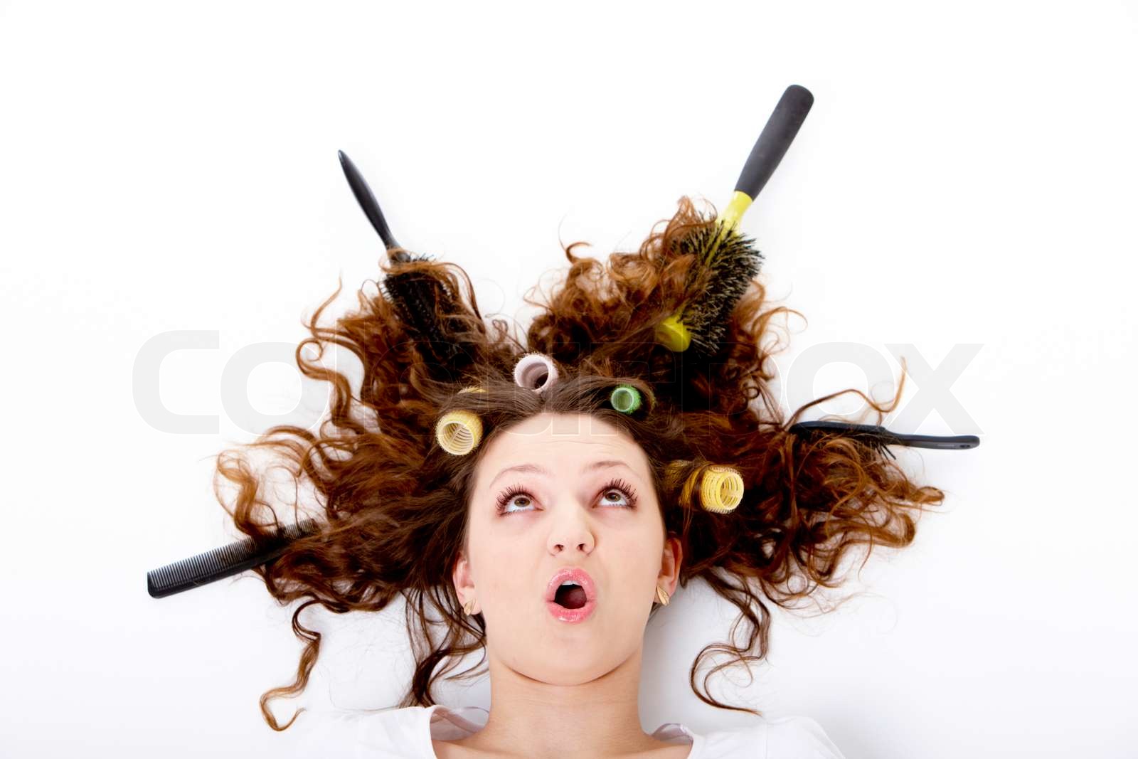 Kvinde der kigger overrasket op på hendes uglet hår | Stock foto ...
