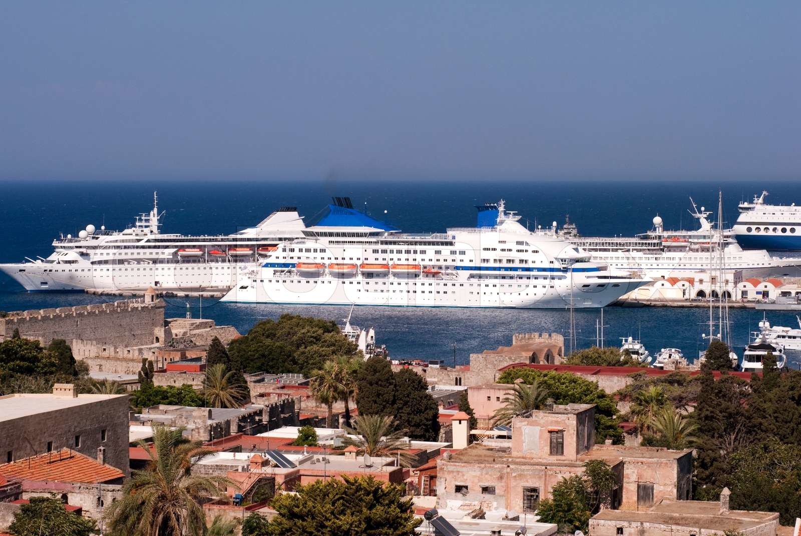 Alles über Kreuzfahrtschiffe im Hafen von Rhodos in der Nähe von Rhodos ...