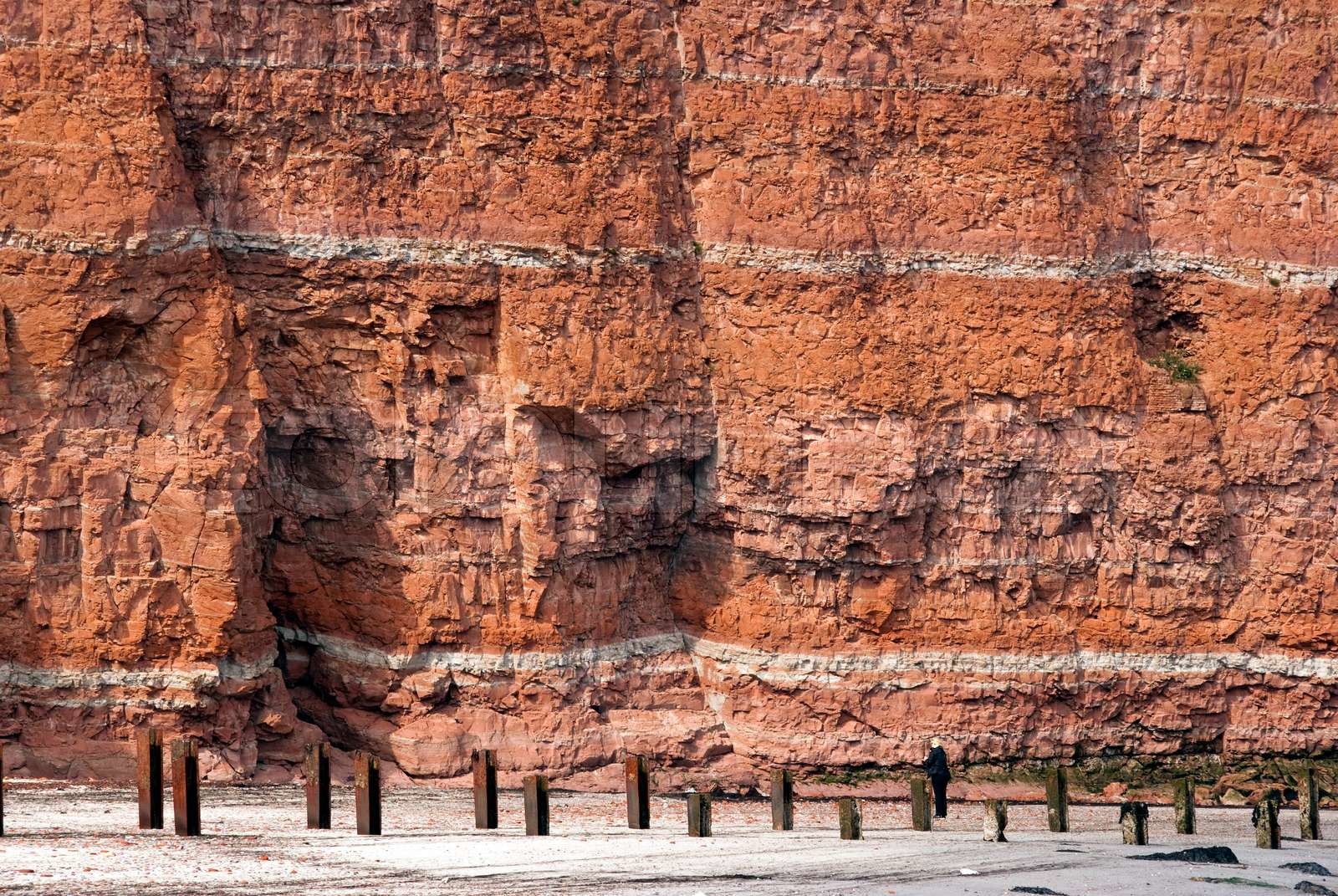 Strand, Sand und roten Felsen auf Helgoland Insel in Deutschland ...