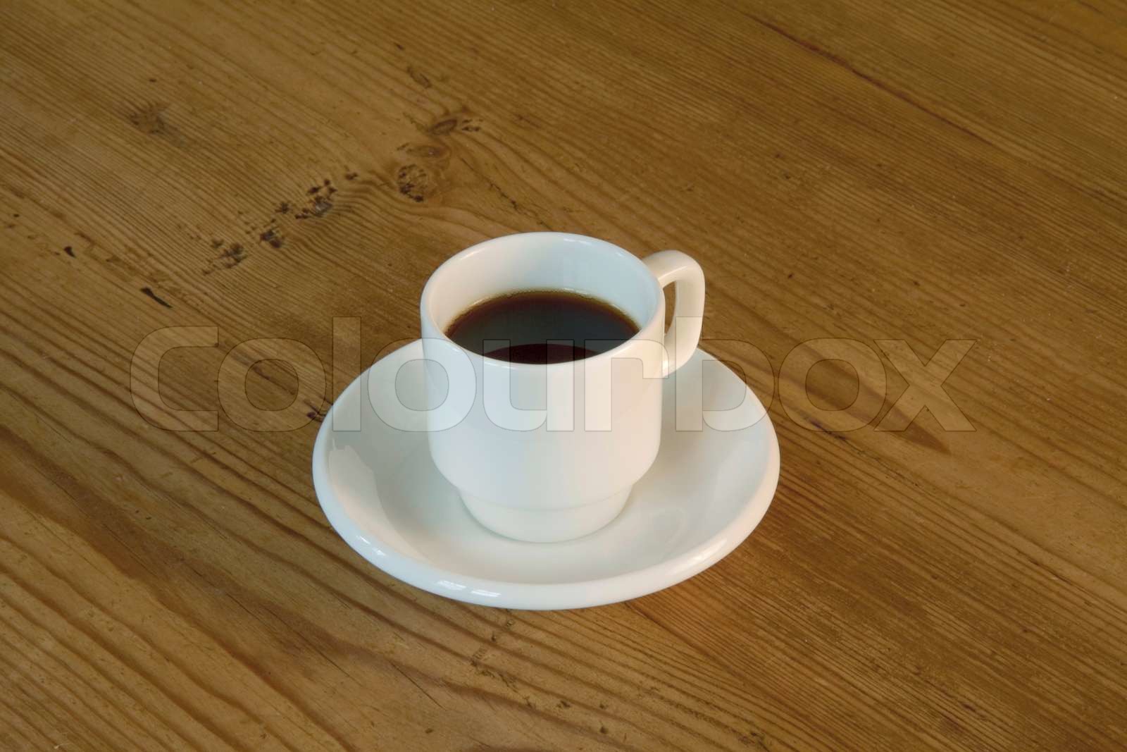 Kop kaffe på træbord | Stock foto | Colourbox