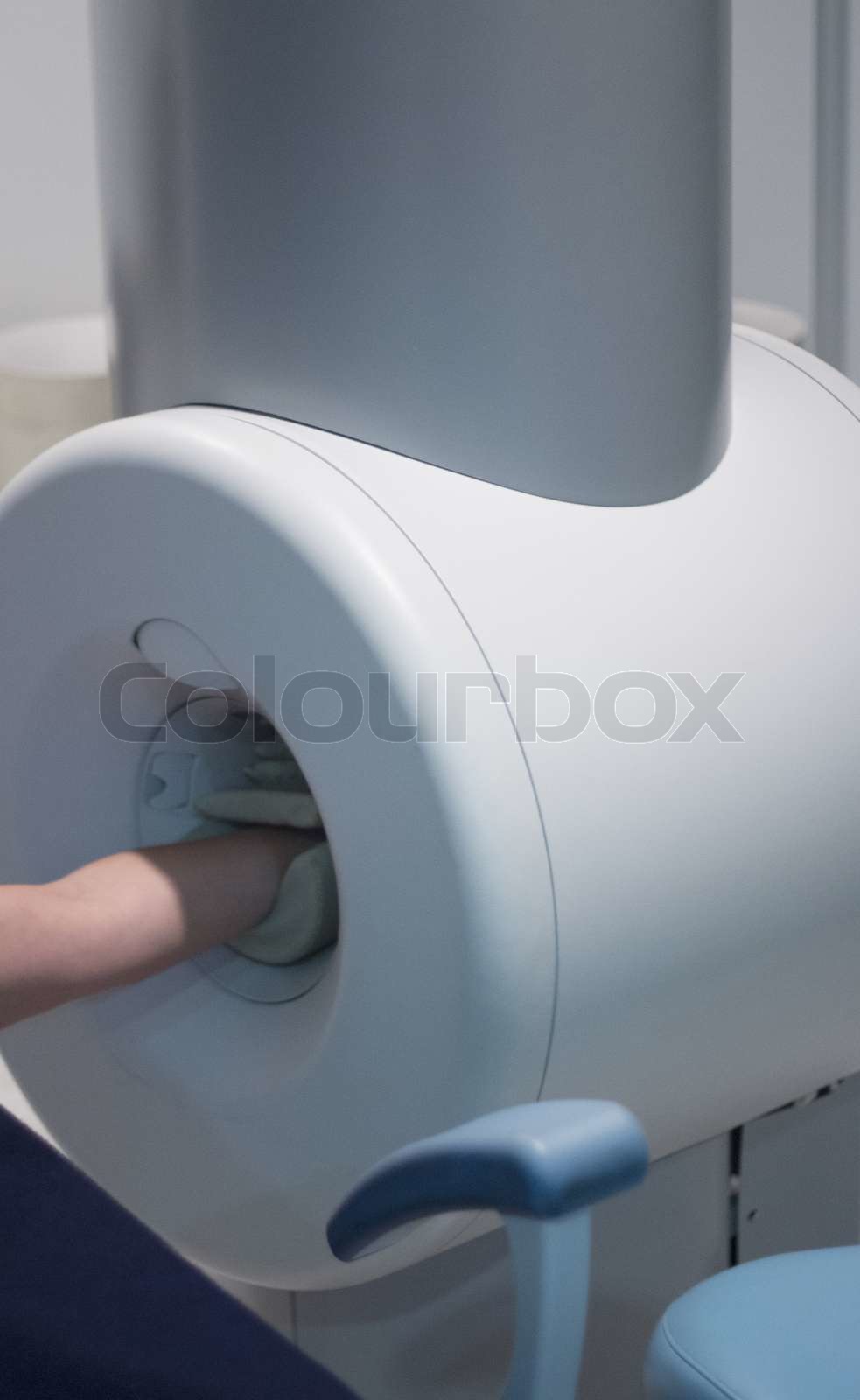 Completely open high field MRI scanner Magnetic resonance imaging ...