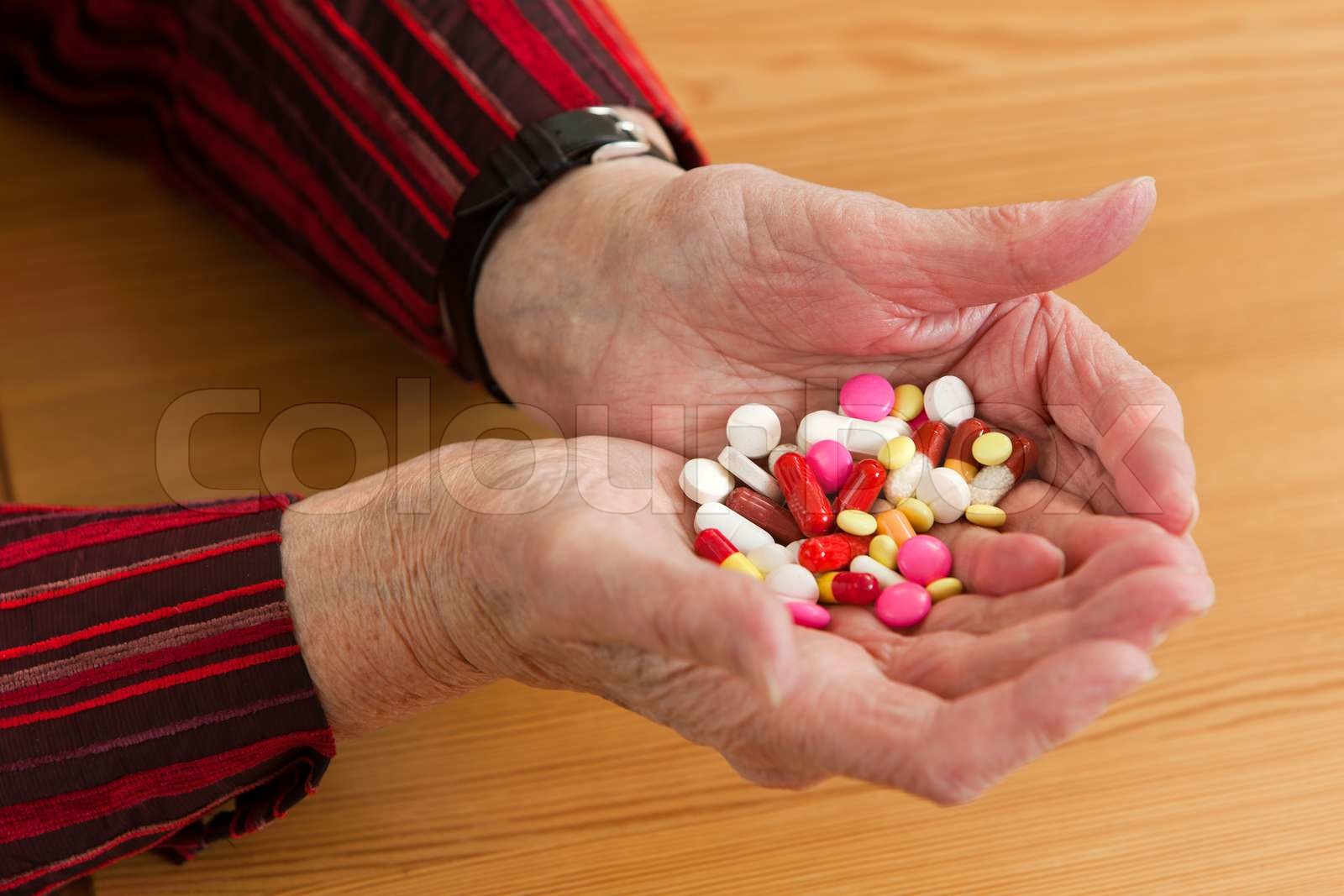 eine? Sltere Patienten mit Tabletten und Medikamenten in der Hand ...