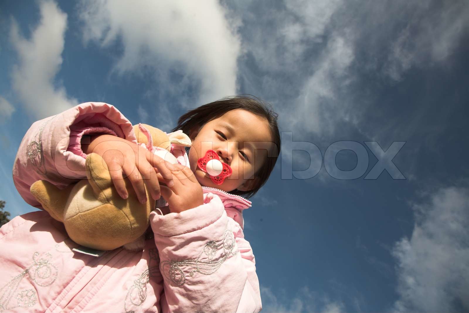 Kind mit Schnuller in Mund Gesicht Nahaufnahme | Stock Bild | Colourbox
