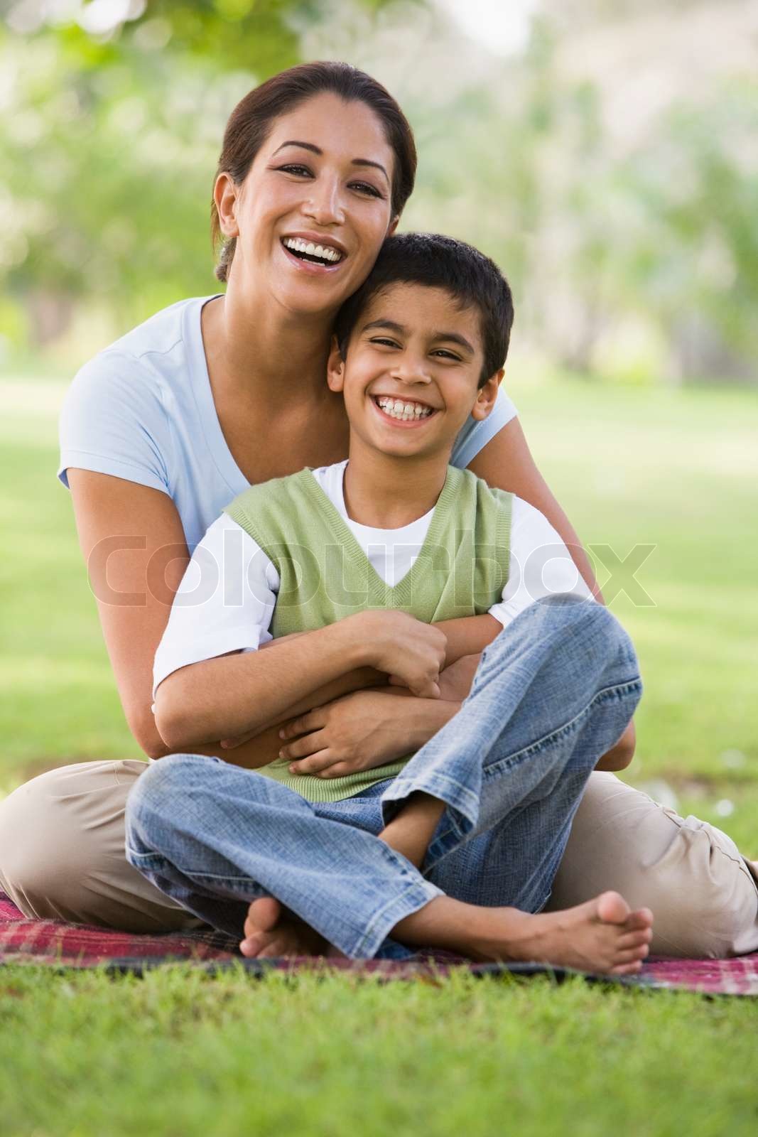 Mutter und Sohn im Park entspannen uns auf Kamera | Stock Bild | Colourbox